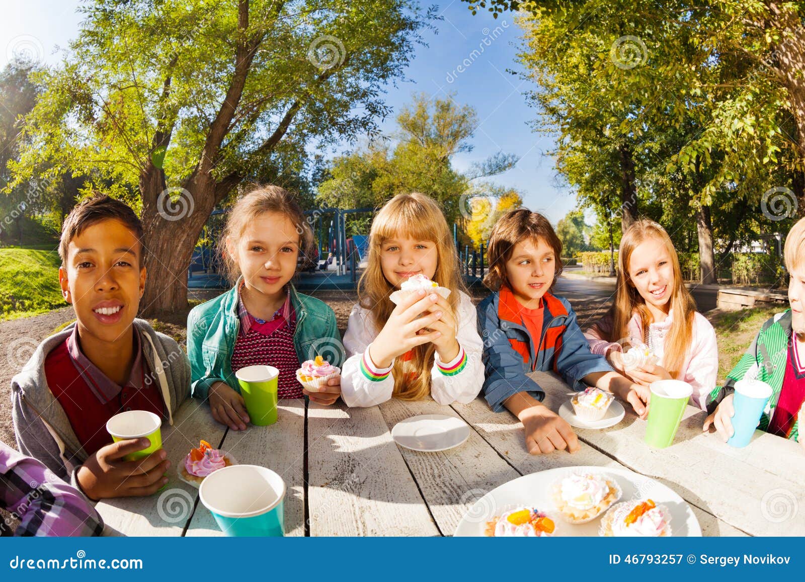 Kinderendiversiteit Het Drinken De Thee En Eet Buiten Stock Afbeelding ...