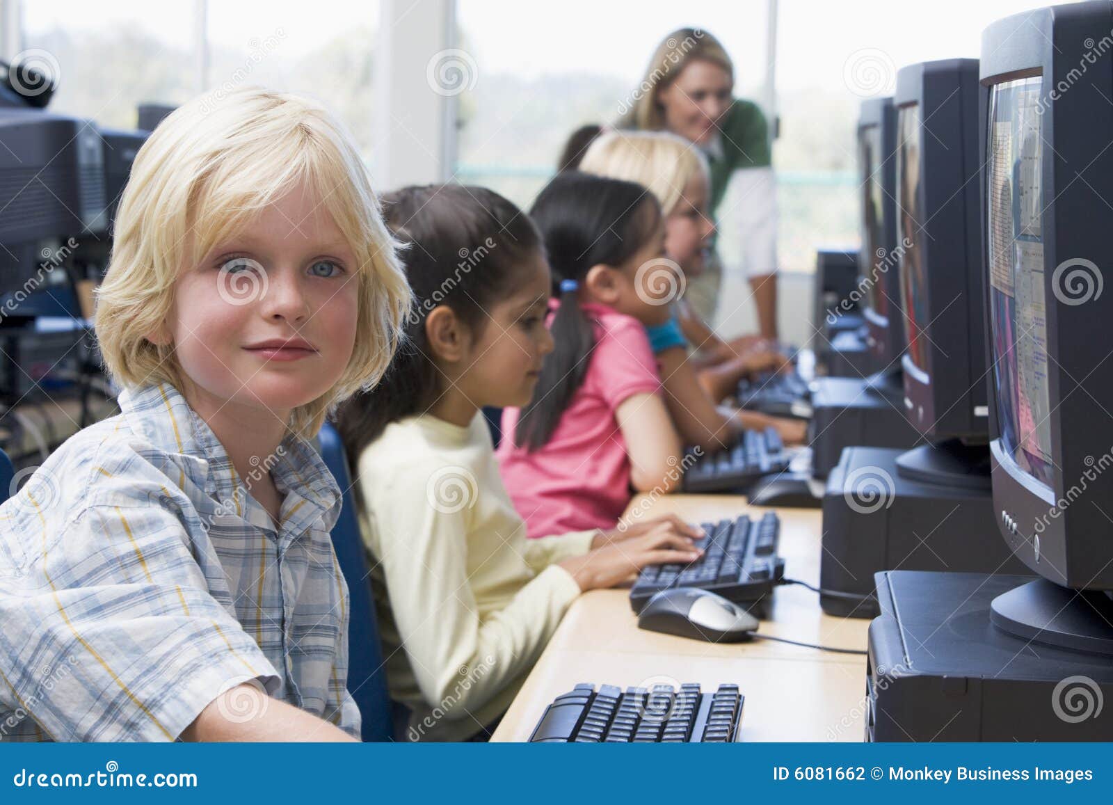 Kindergartenkinder, Die Erlernen, Computer Zu Benutzen Stockfoto - Bild ...