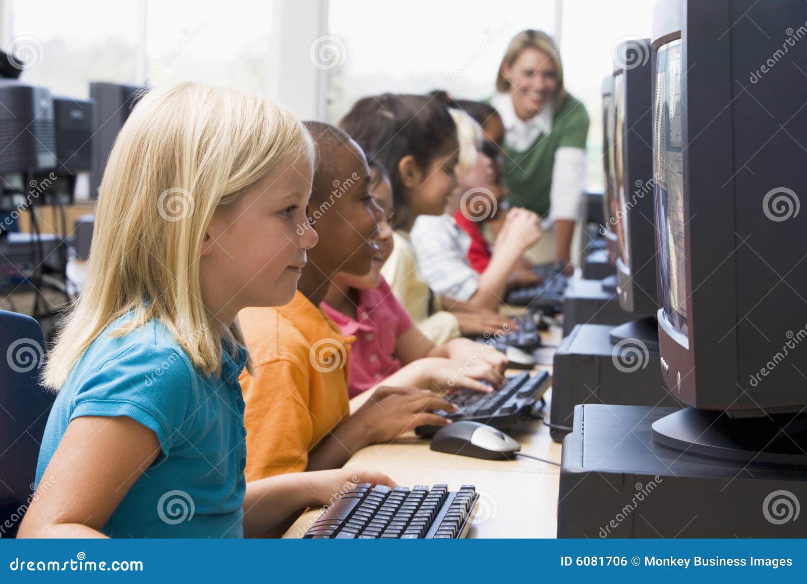 Kindergartenkinder, Die Erlernen, Computer Zu Benutzen Stockfoto - Bild ...