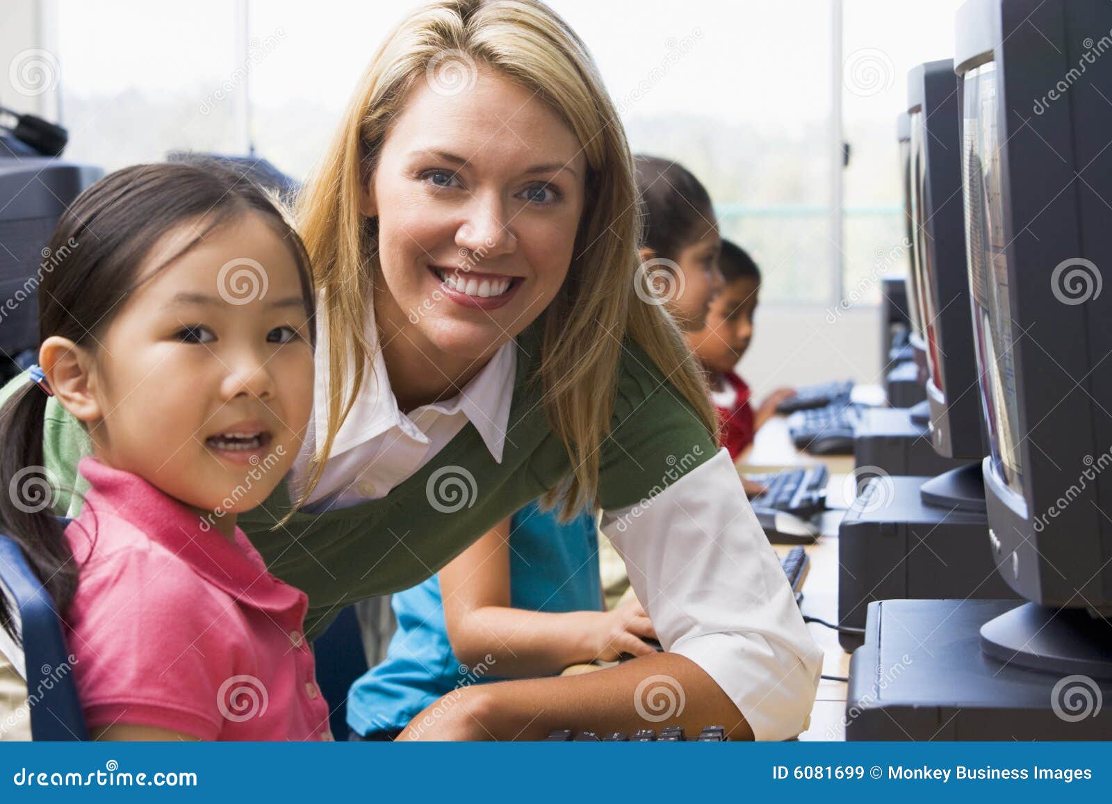 Kindergartenkinder Erlernen, Computer Zu Benutzen Stockbild - Bild von ...