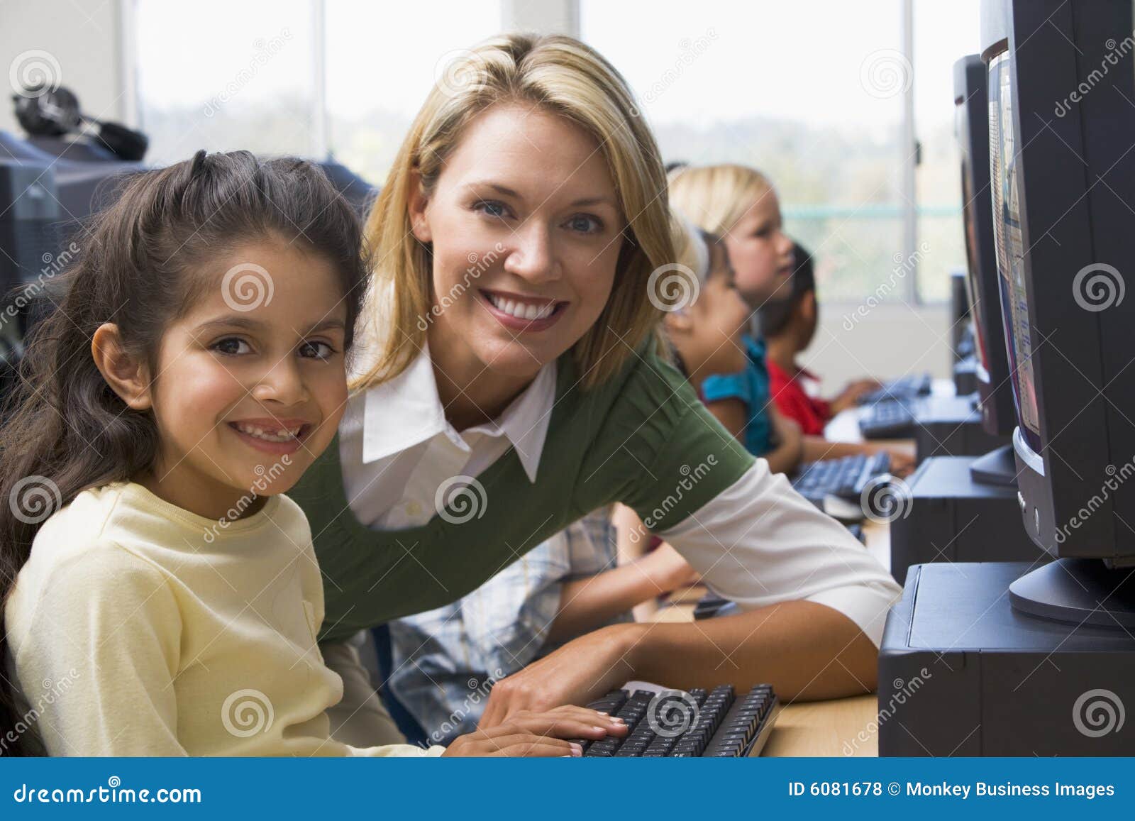 Kindergartenkinder Erlernen, Wie Man Computer Benutzt Stockfoto - Bild ...