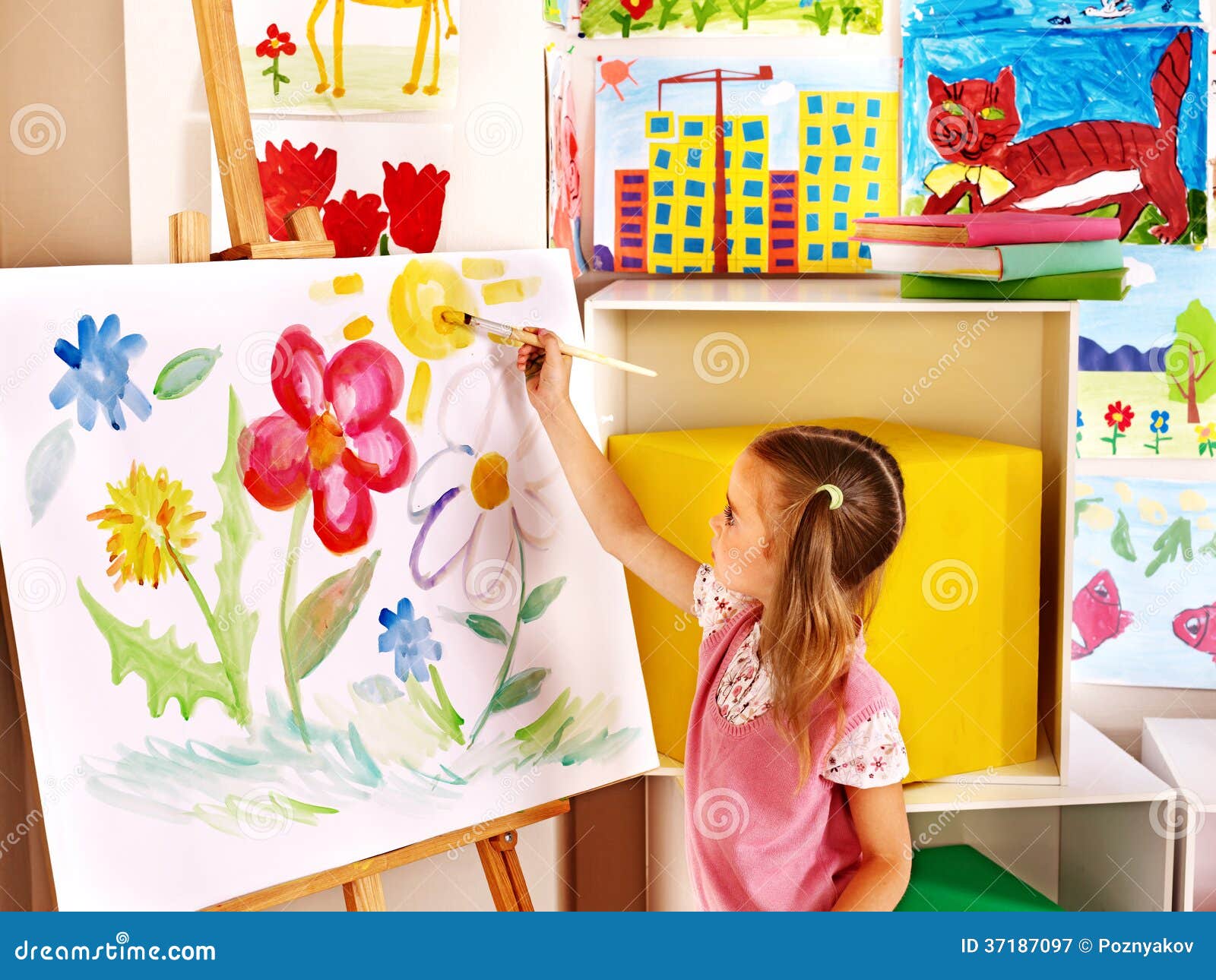 Kindermalerei am Gestell. stockbild. Bild von farbe, frau - 37187097