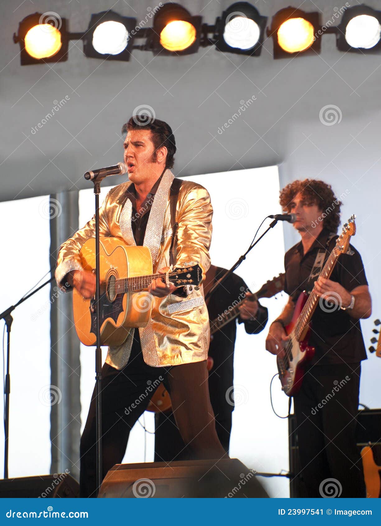 The King is Back editorial photo. Image of musician, entertainer - 23997541