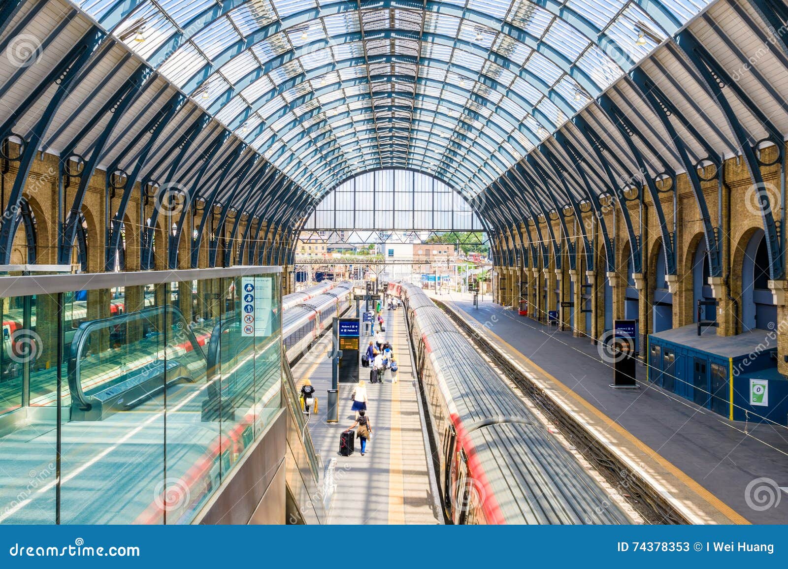 Kings Cross Station Platforms Stock Image - Image of king, europe: 74378353