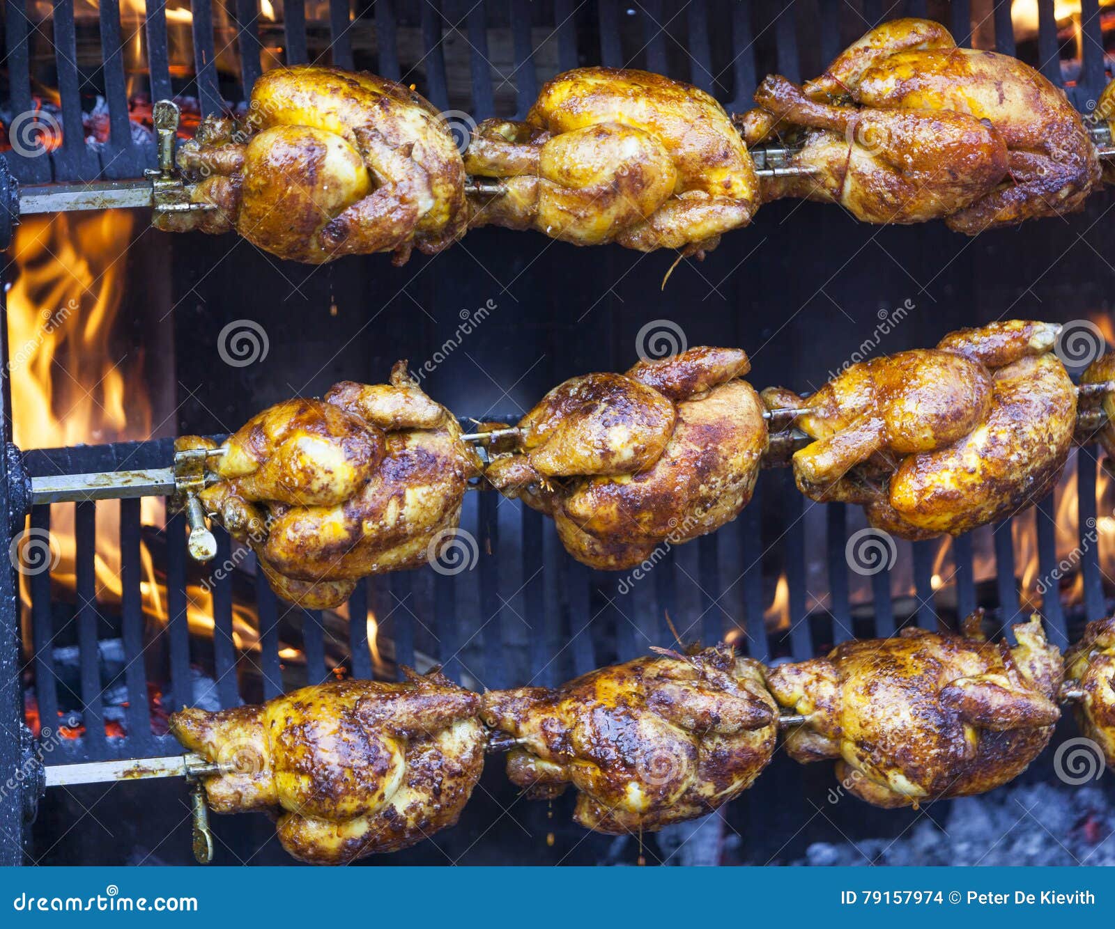 Kip op een spit stock foto. Image of bruin, hitte, rotisserie - 79157974