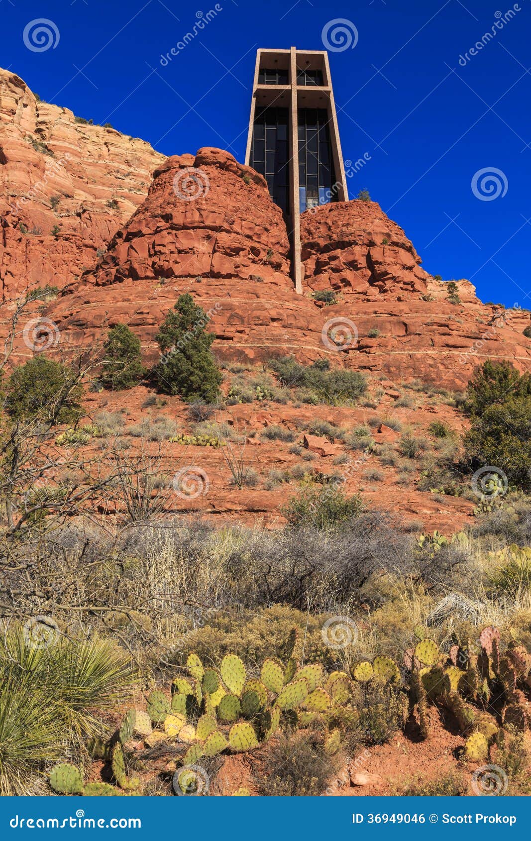 Kirche Errichtet in Den Roten Felsen Stockfoto - Bild von felsen, kreuz ...