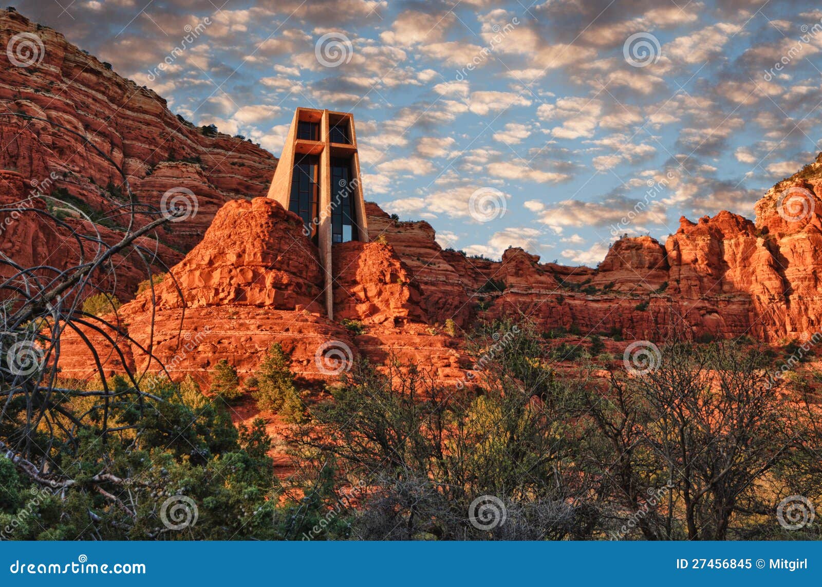 Kirche am Kathedrale-Felsen Stockbild - Bild von bunt, grenzstein: 27456845