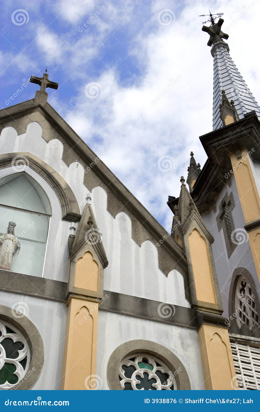 Kirche mit Helm stockfoto. Bild von gemalt, helm, wolken - 3938876
