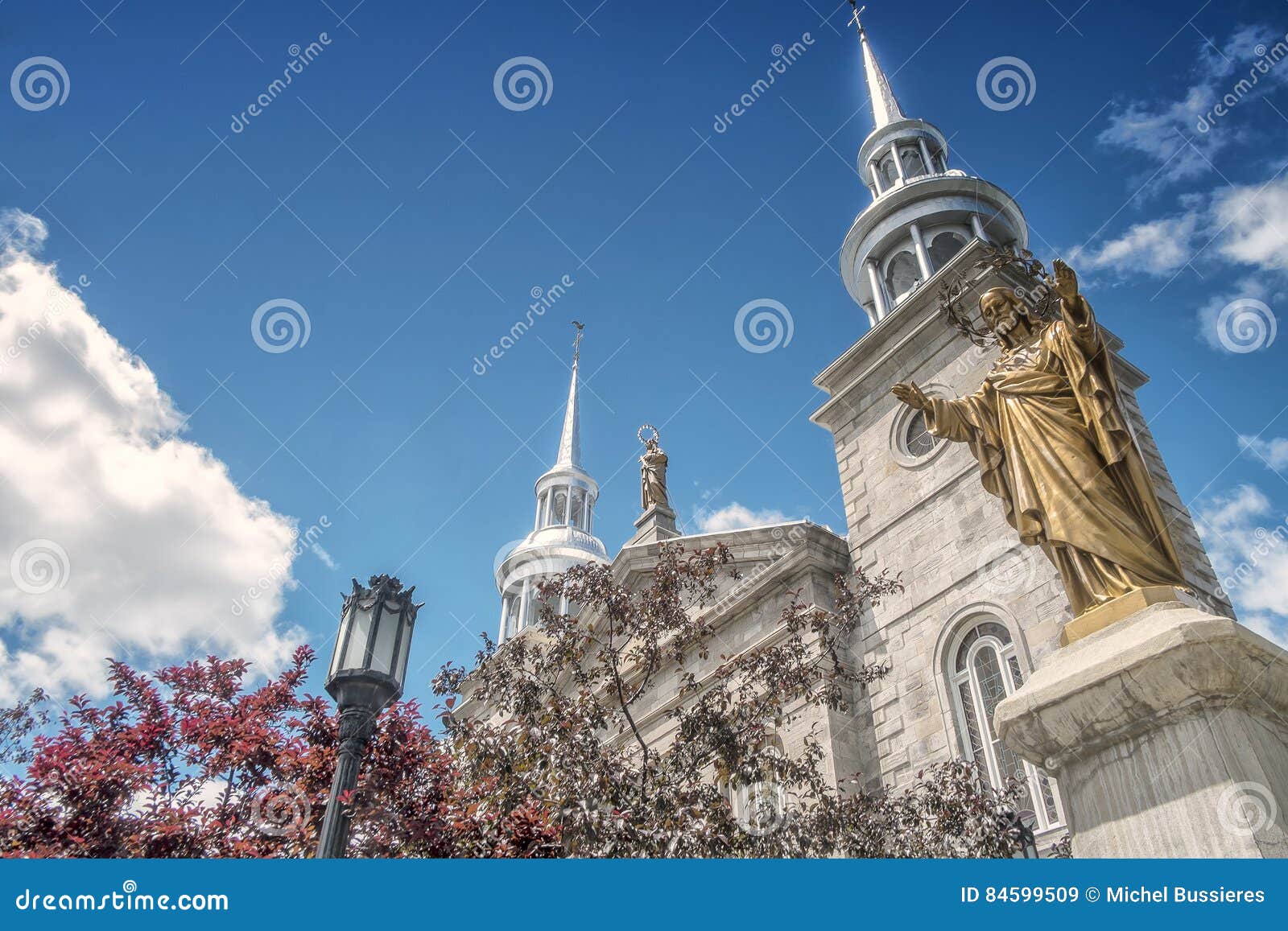 Kirchturm Der Katholischen Kirche Von Laval Redaktionelles Stockbild ...