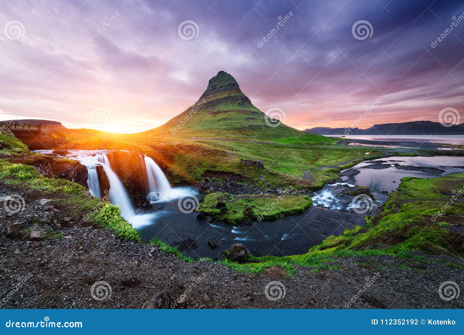 Kirkjufellsfoss - De Mooiste Waterval in IJsland Stock Foto - Image of ...