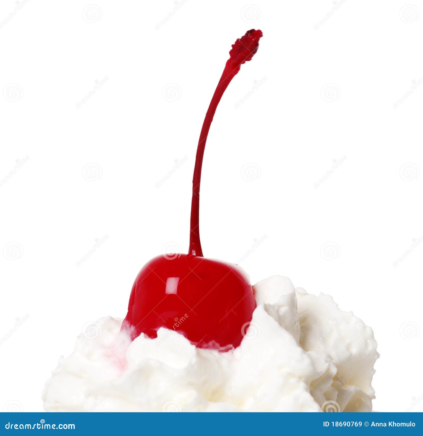 Kirsche auf der Sahne stockbild. Bild von kuchen, frucht - 18690769