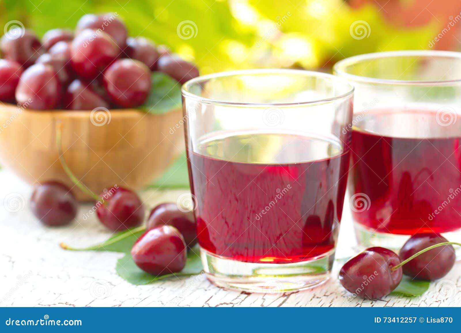 Kirschsaft Mit Frischen Beeren Stockbild - Bild von saft, mahlzeit ...