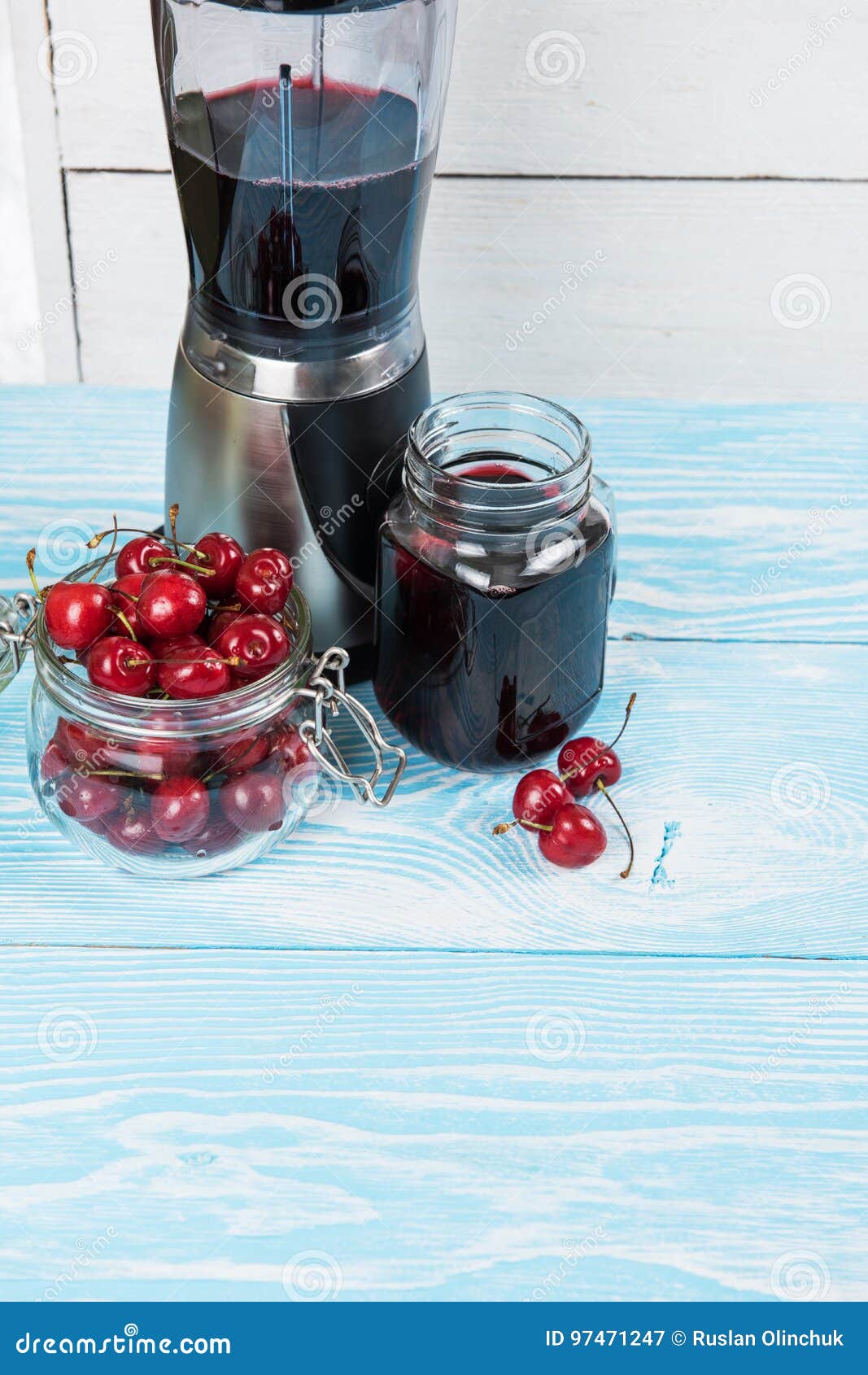 Kirschsaft mit Glas Beeren stockbild. Bild von haupt - 97471247