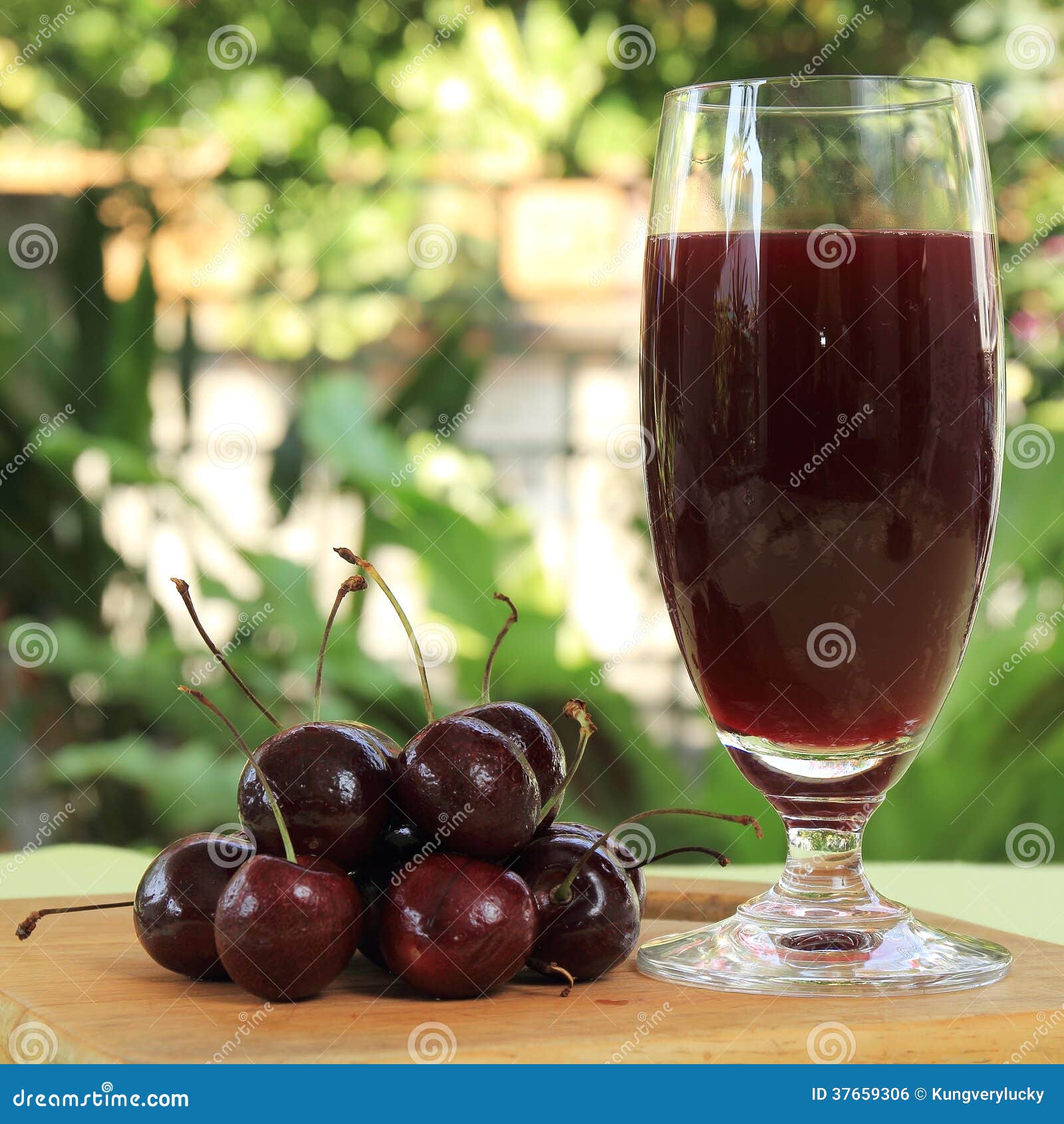 Kirschsaft und -kirschen stockfoto. Bild von frucht, nahrung - 37659306