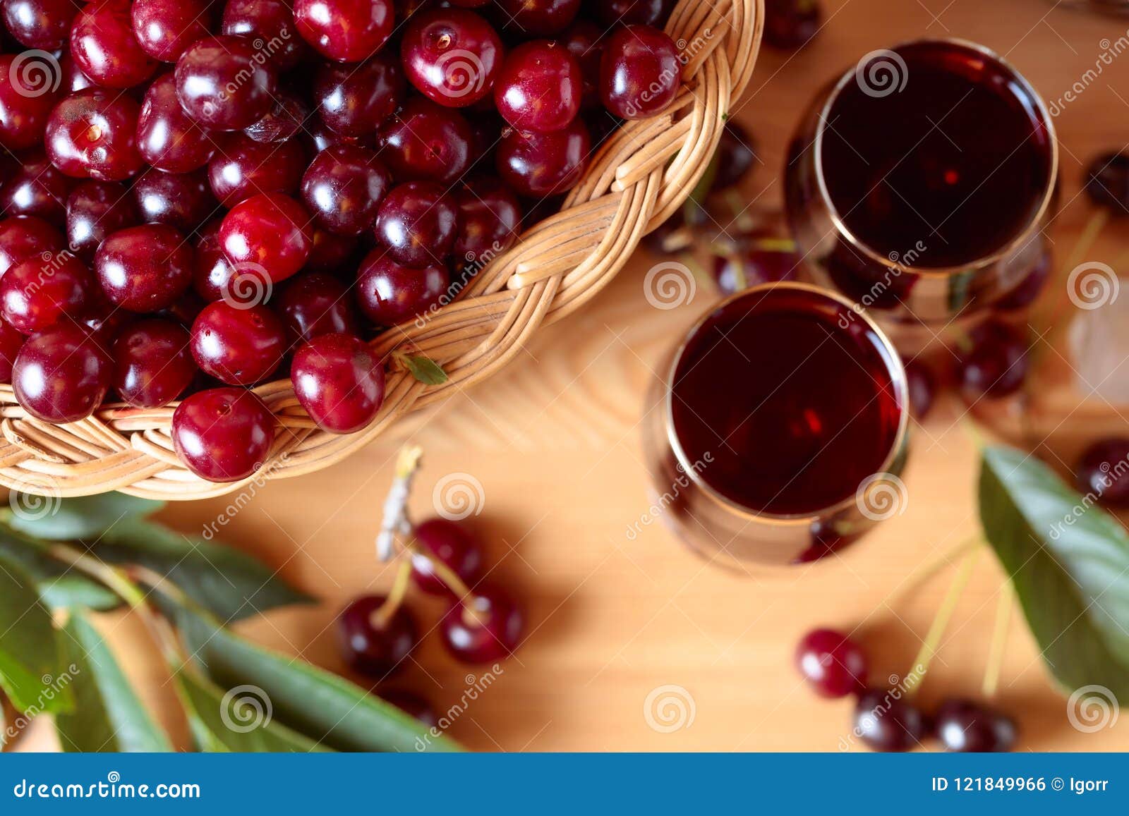 Kirschwein Oder Alkohol Und Reife Saftige Kirschen Stockfoto - Bild von ...