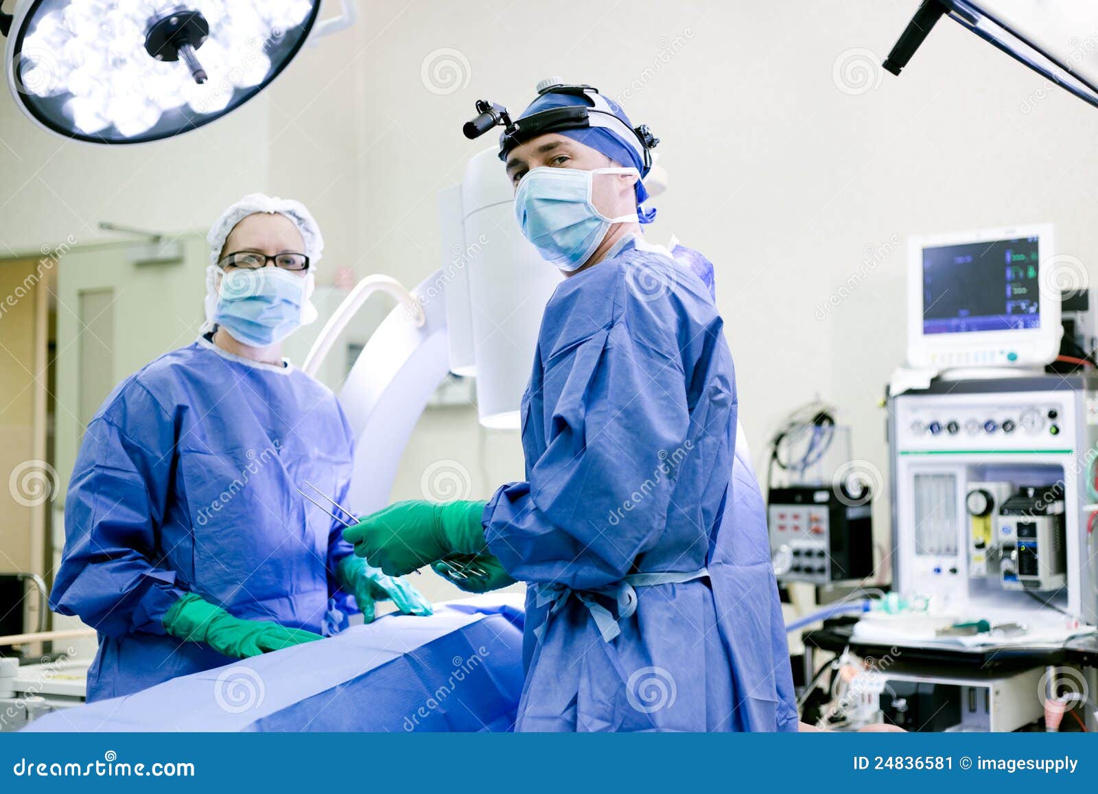 Kirurg och sjuksköterska fotografering för bildbyråer. Bild av ...