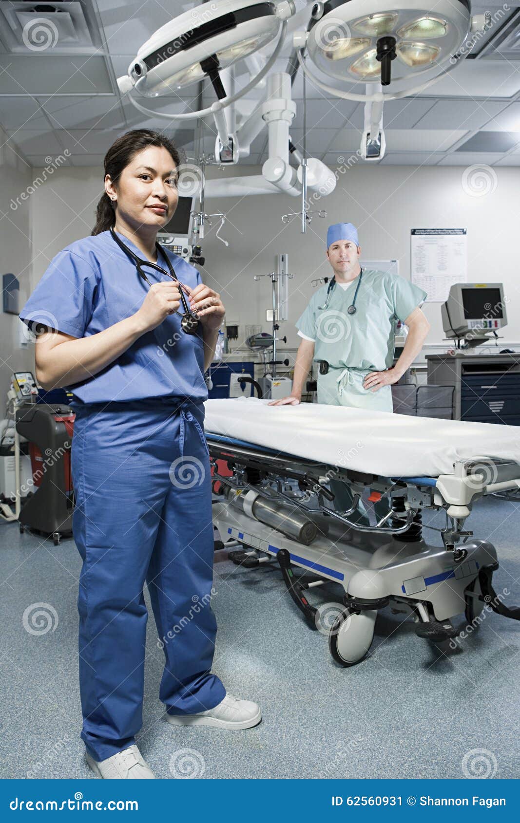 Kirurger i operationssal fotografering för bildbyråer. Bild av vuxen ...