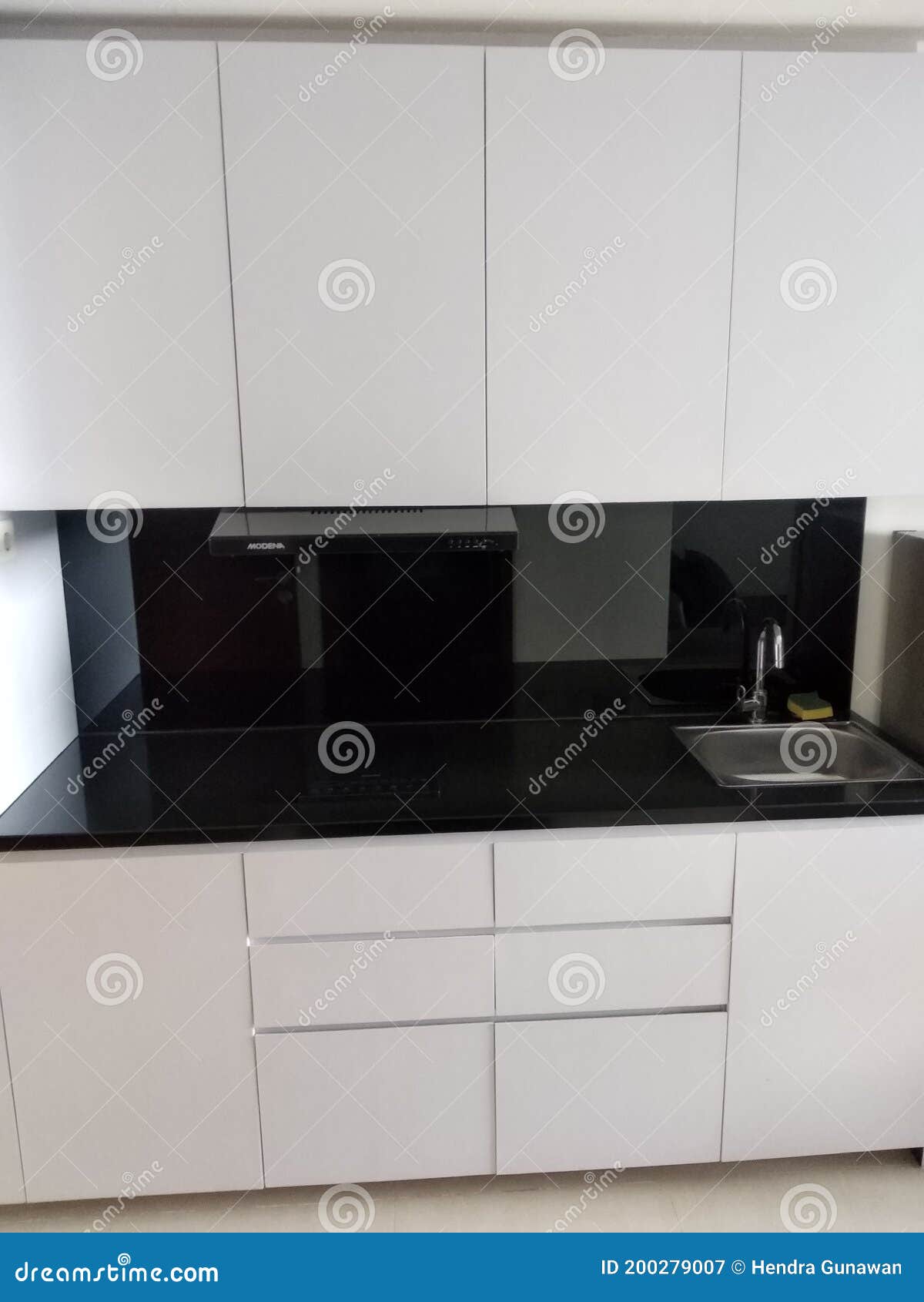 Kitchen Set ready to Cook editorial photography. Image of cook - 200279007