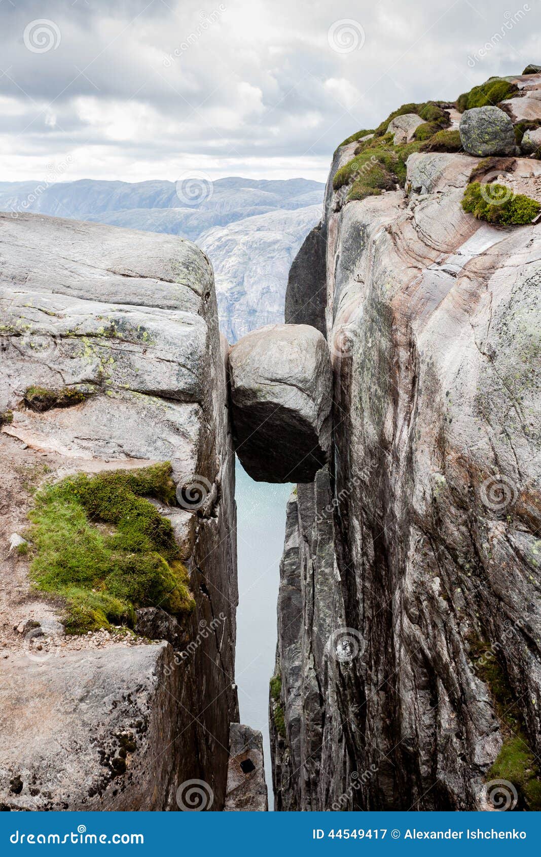 Kjeragbolten I Rogaland, Norge Fotografering för Bildbyråer - Bild av ...