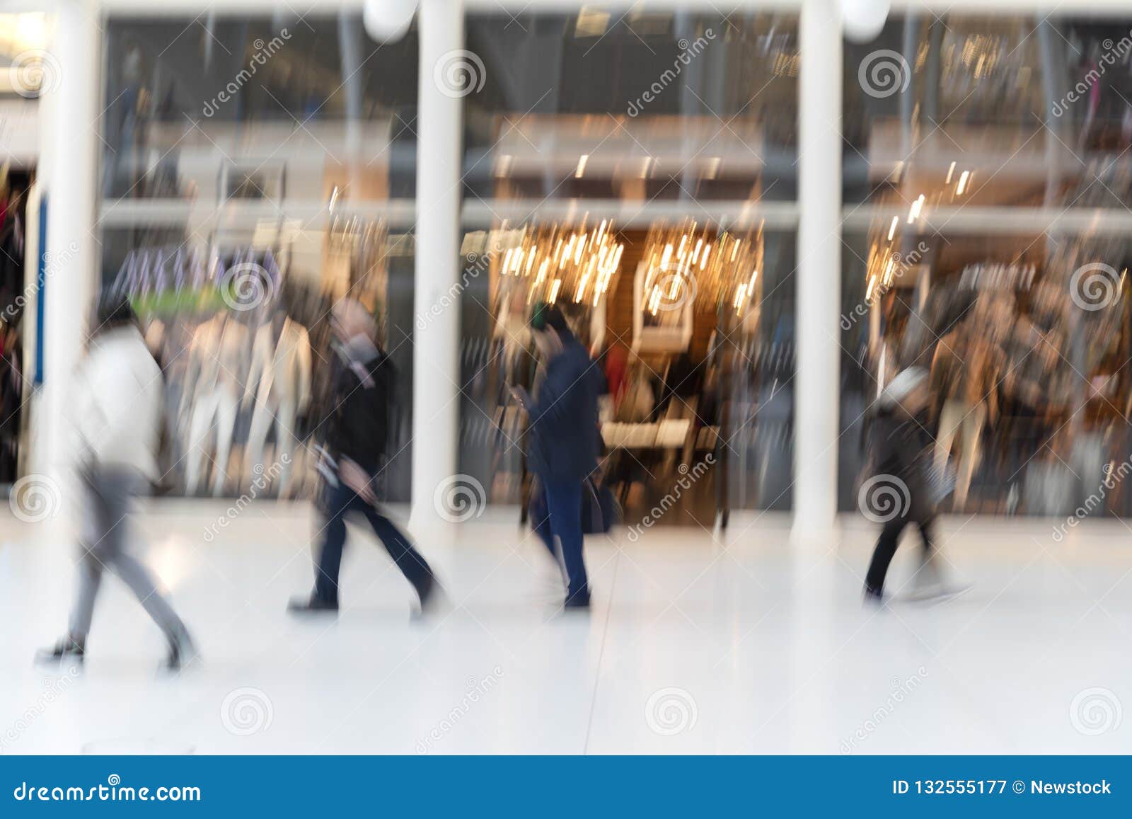 Klant Die Voor Winkelvenster Bij Schemer Lopen Stock Afbeelding - Image ...