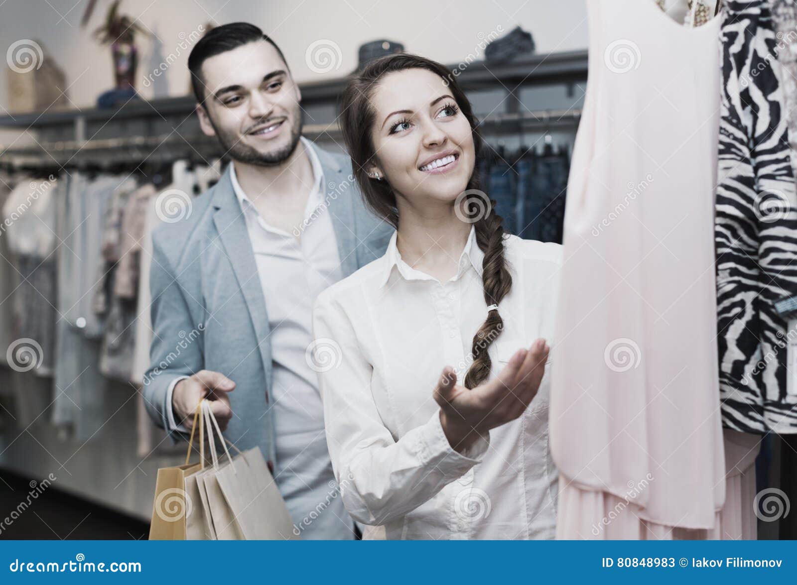 Klant Die Winkelmedewerker Raadplegen Stock Afbeelding - Image of koper ...