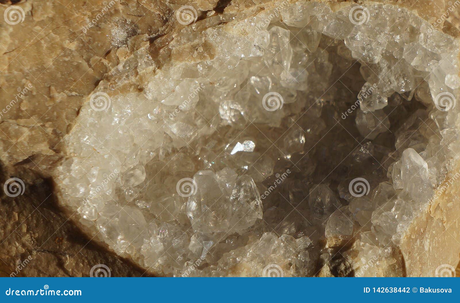 Klare Kristalle Innerhalb Einer Druse Stockfoto - Bild von geologie ...