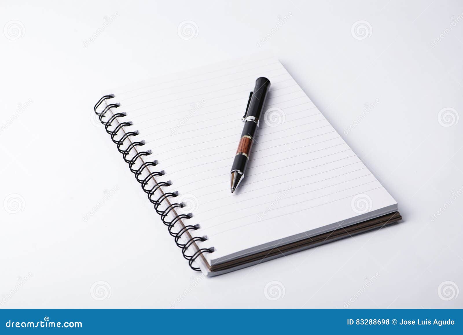 Klares Papier Und Stift Auf Weißem Hintergrund Stockfoto - Bild von ...