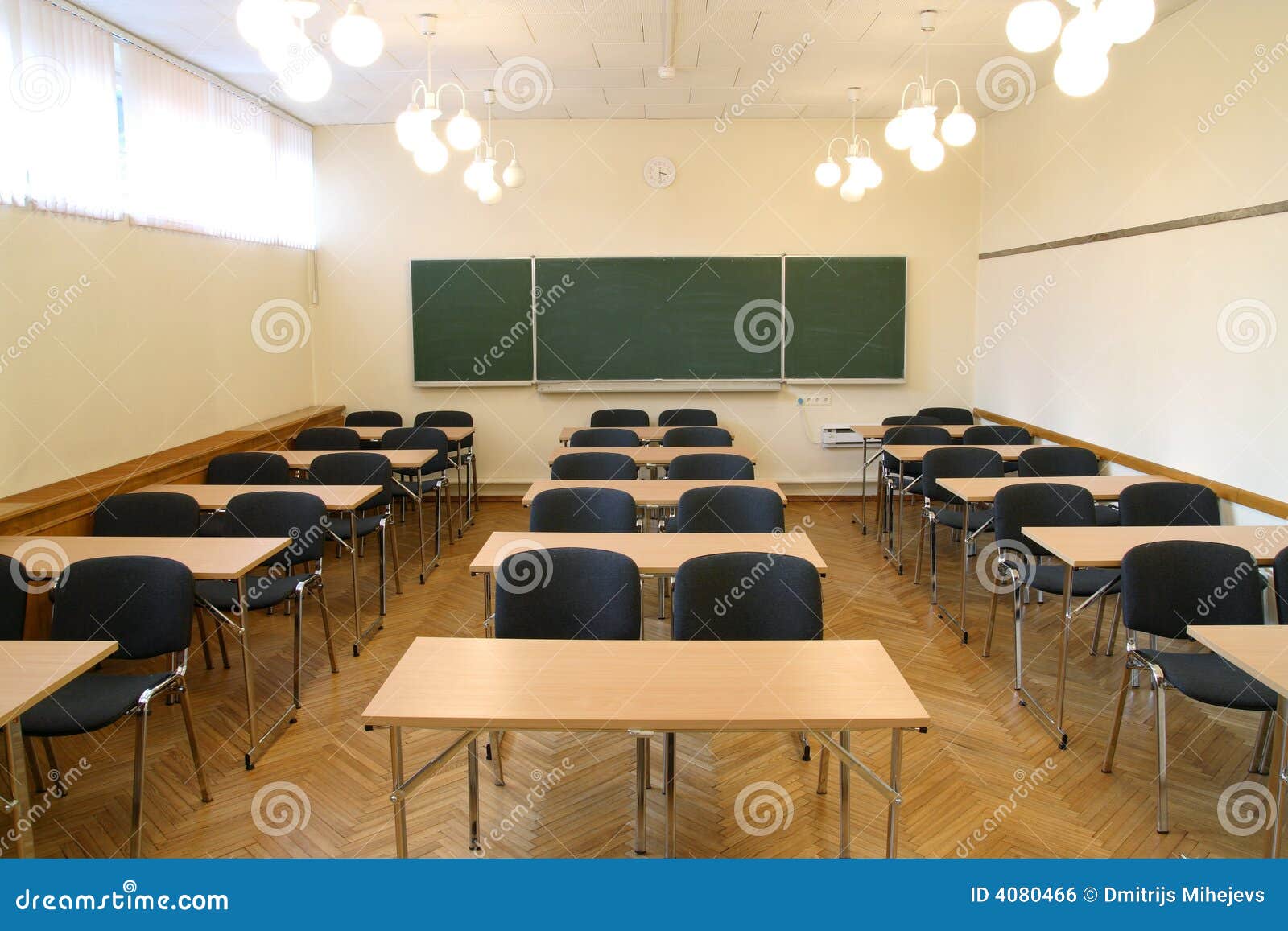 Klassenzimmer stockfoto. Bild von lampe, grundlegend, vortrag - 4080466