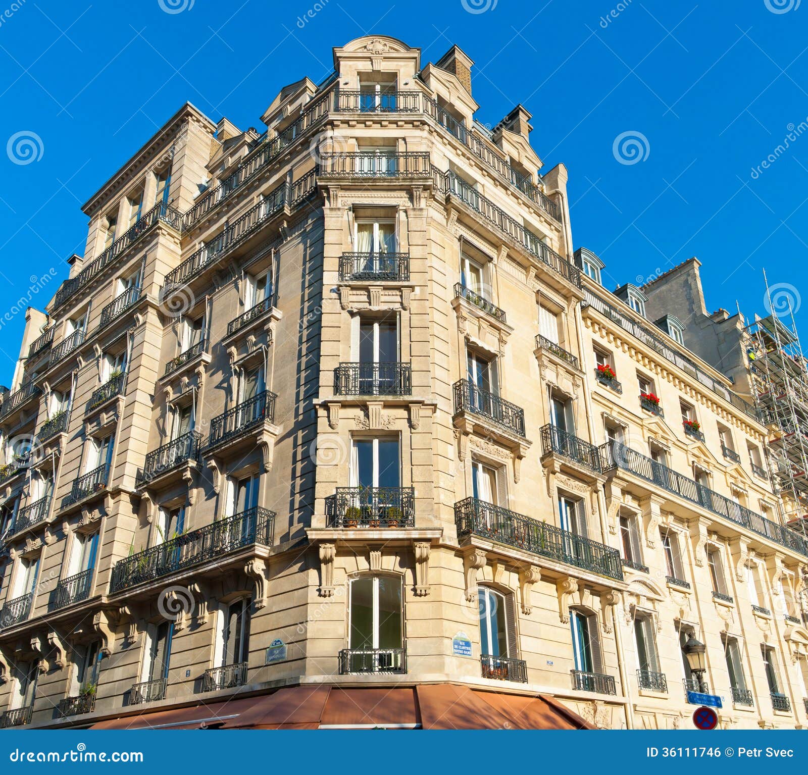 Klassiek huis in de stad stock foto. Image of zomer, huis - 36111746