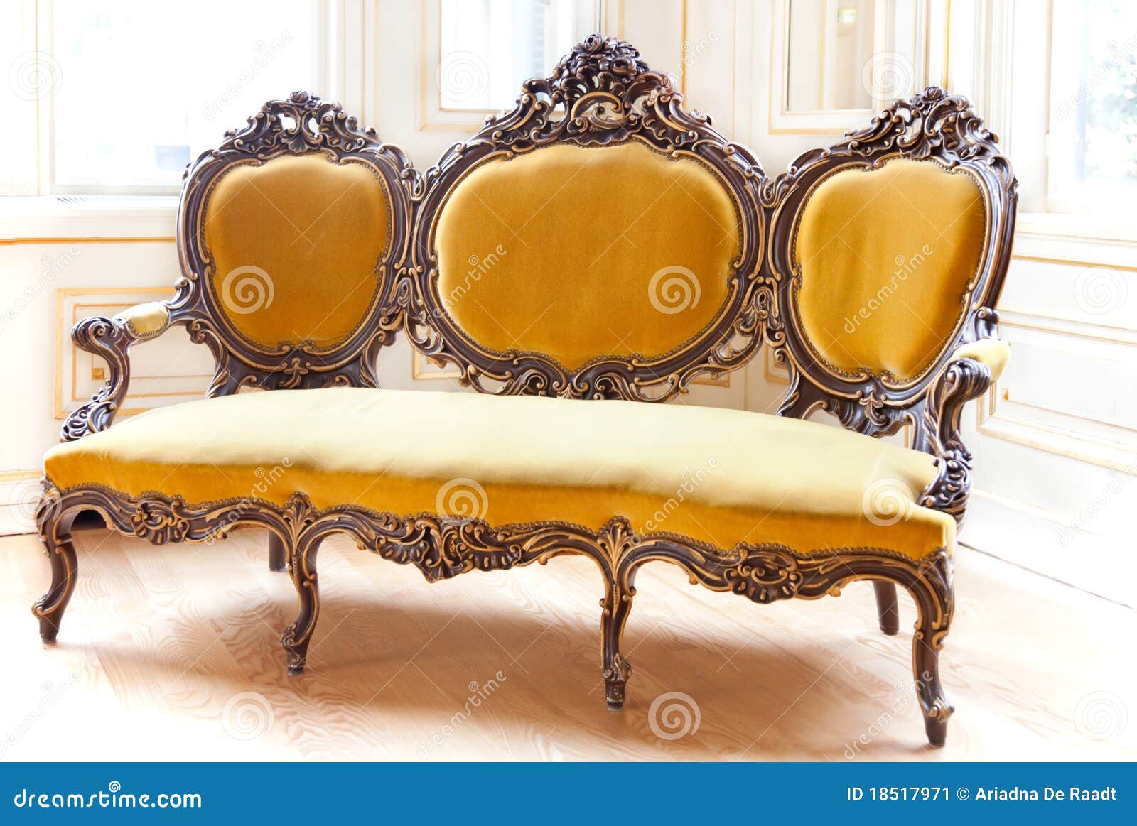 Klassieke bank stock afbeelding. Image of binnenlands - 18517971