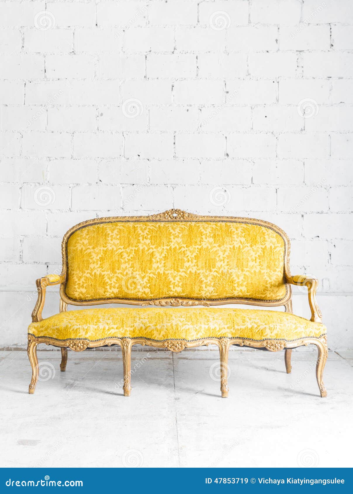 Klassieke Gele Bank stock afbeelding. Image of antiquiteit - 47853719