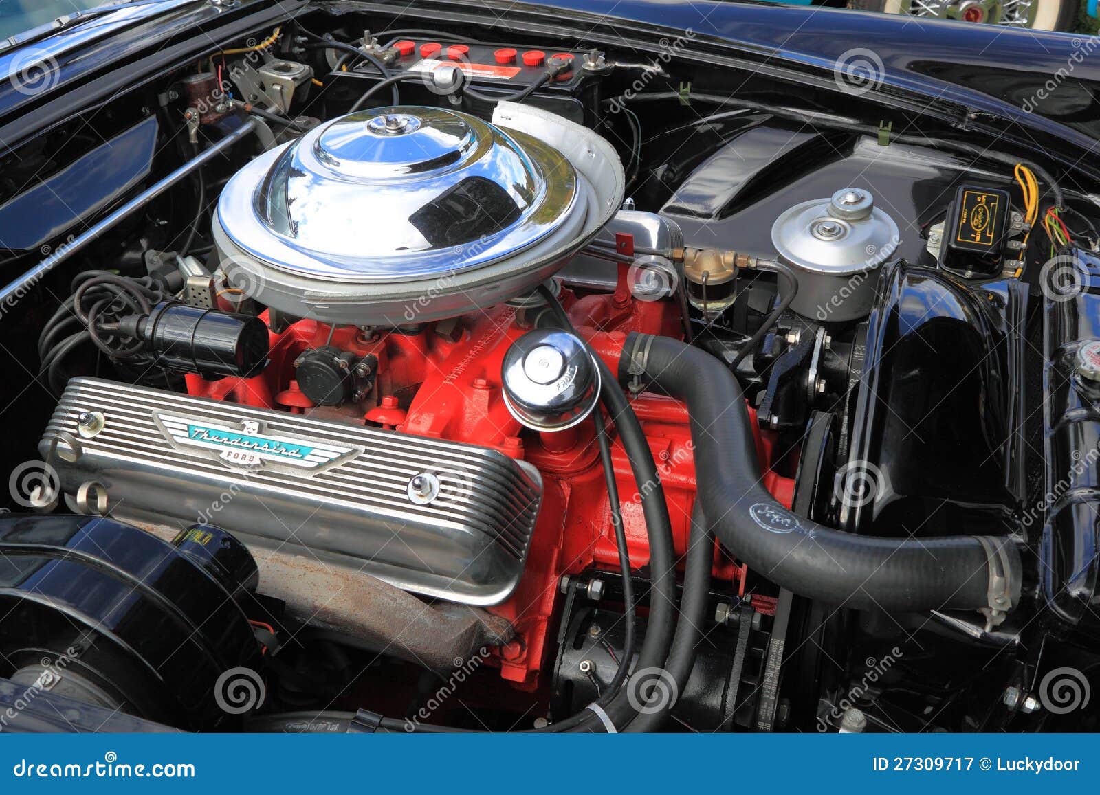 Klassischer Auto-Motorraum redaktionelles stockfotografie. Bild von ...