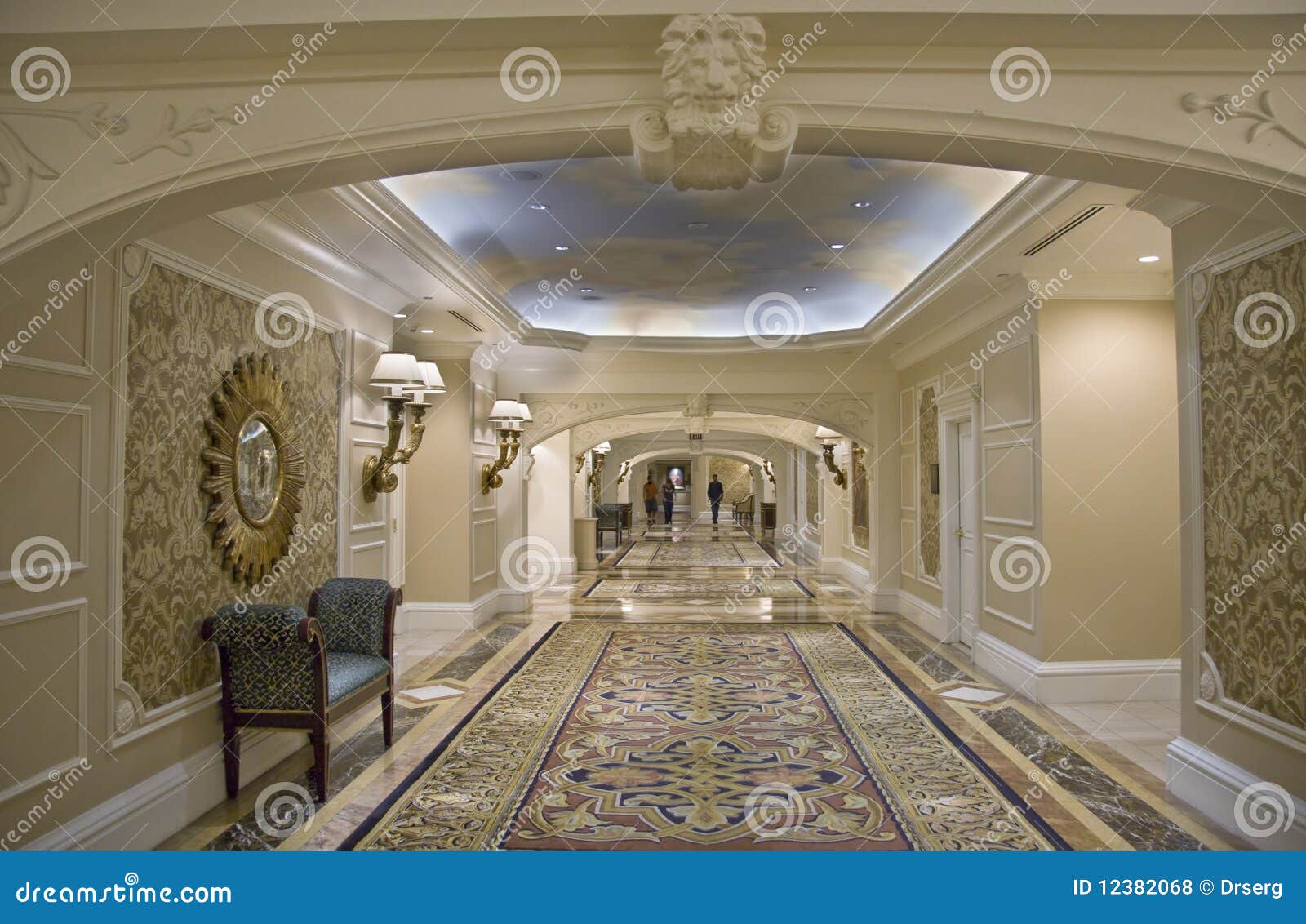Klassischer Breiter Flur Mit Sofa Und Teppich Stockfoto - Bild von ...