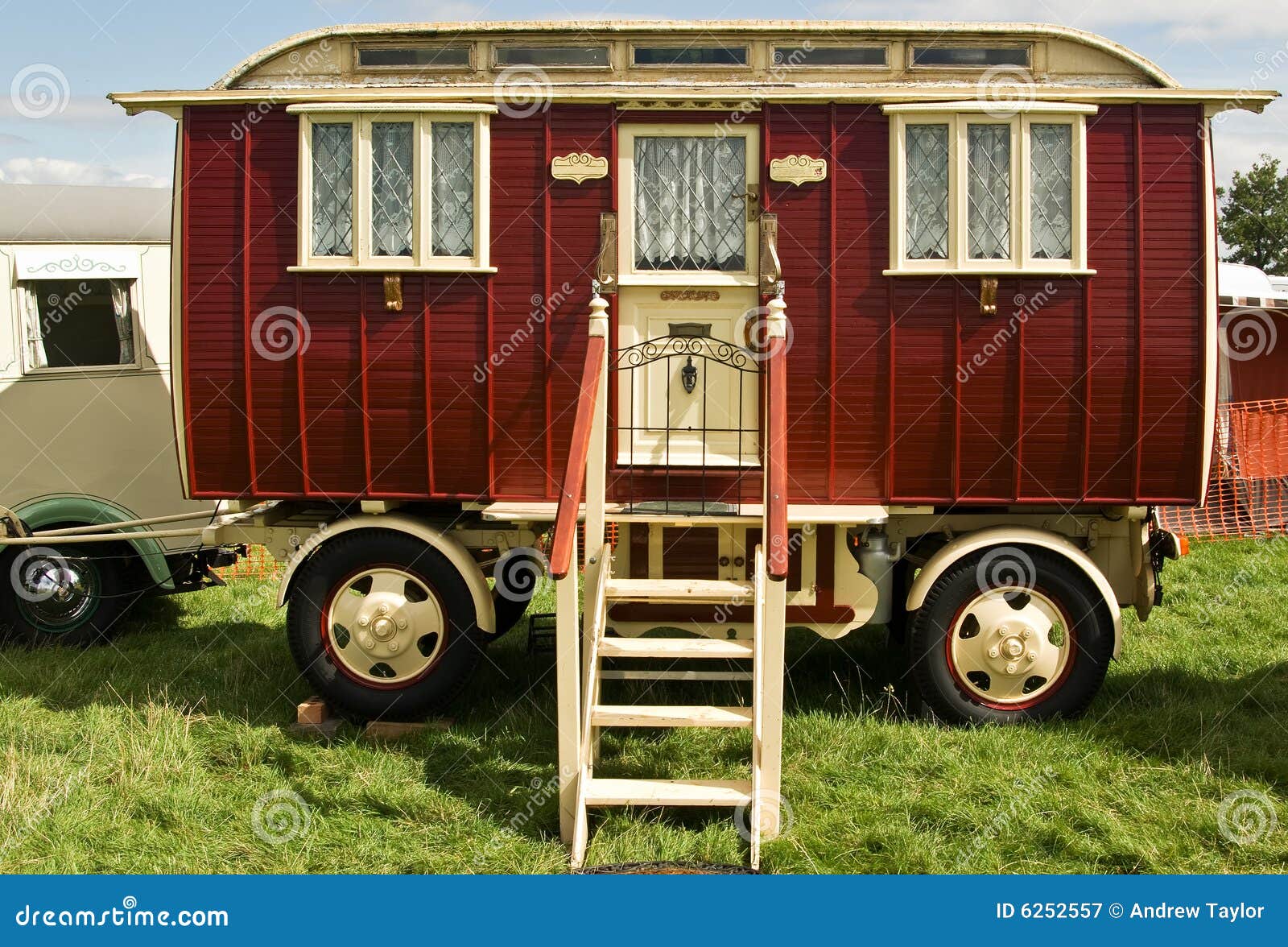 Klassischer Wohnwagen stockbild. Bild von farbe, laufwerk - 6252557