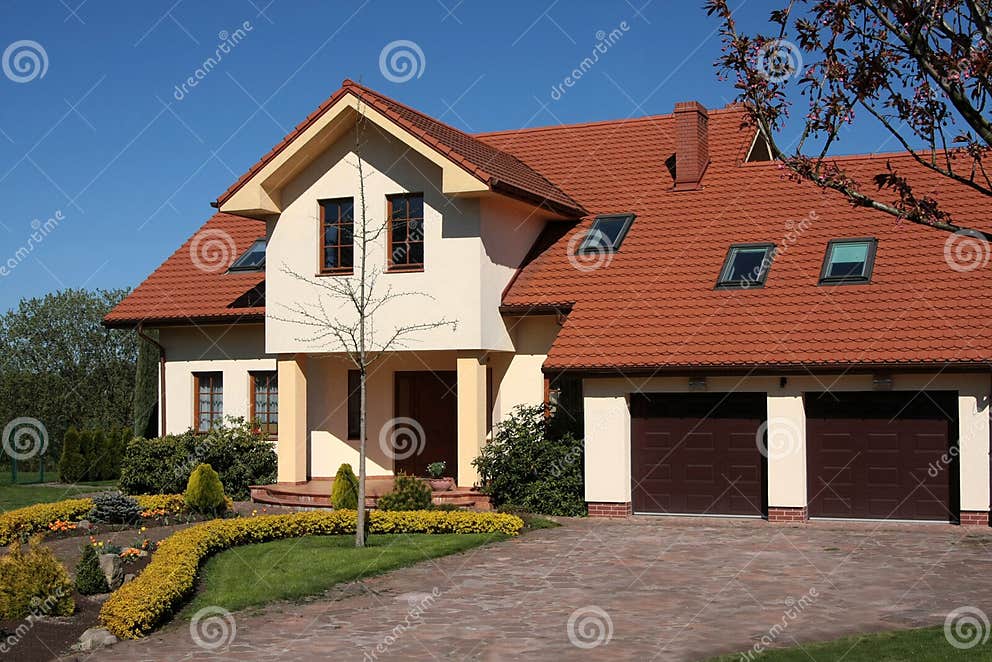 Klassiskt hus fotografering för bildbyråer. Bild av fönster - 9030939