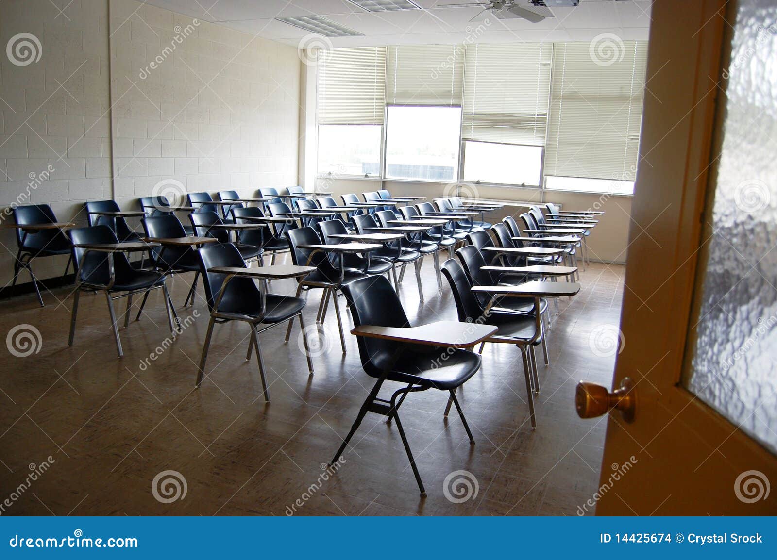 Klassrum arkivfoto. Bild av skrivbord, examen, lampa - 14425674