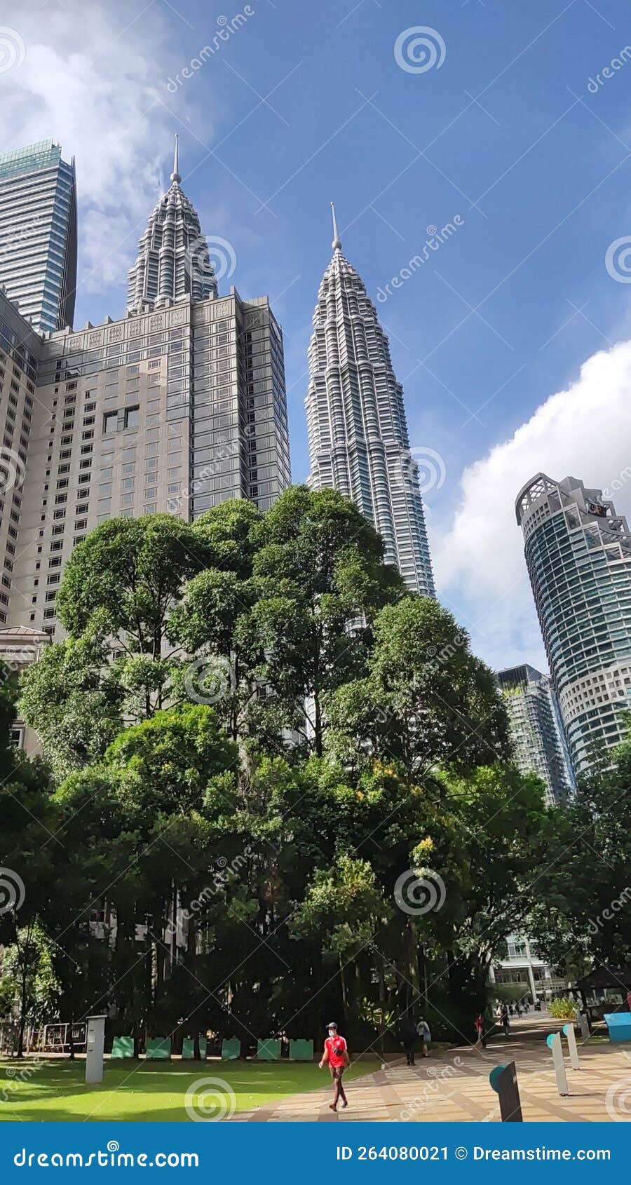 KLCC Petronas Twin Tower from Behind Editorial Photo - Image of twin ...