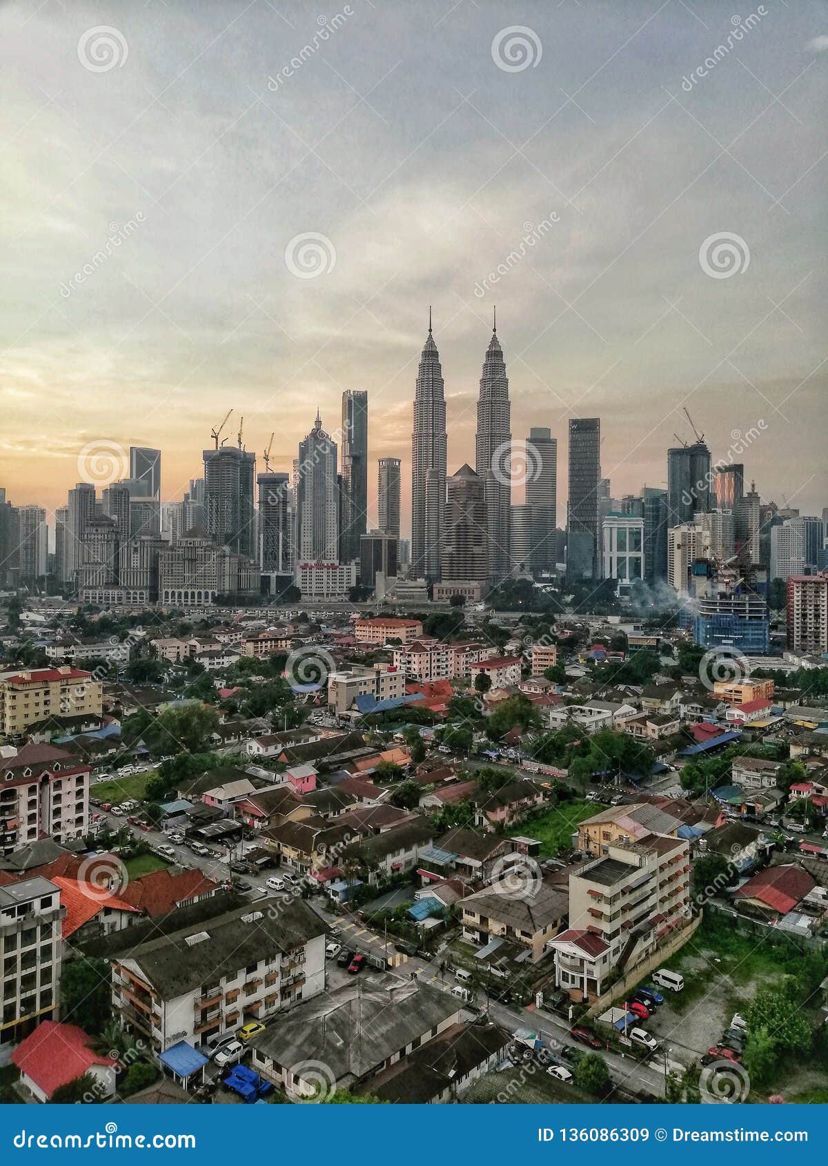 KLCC twin tower editorial stock image. Image of klcc - 136086309