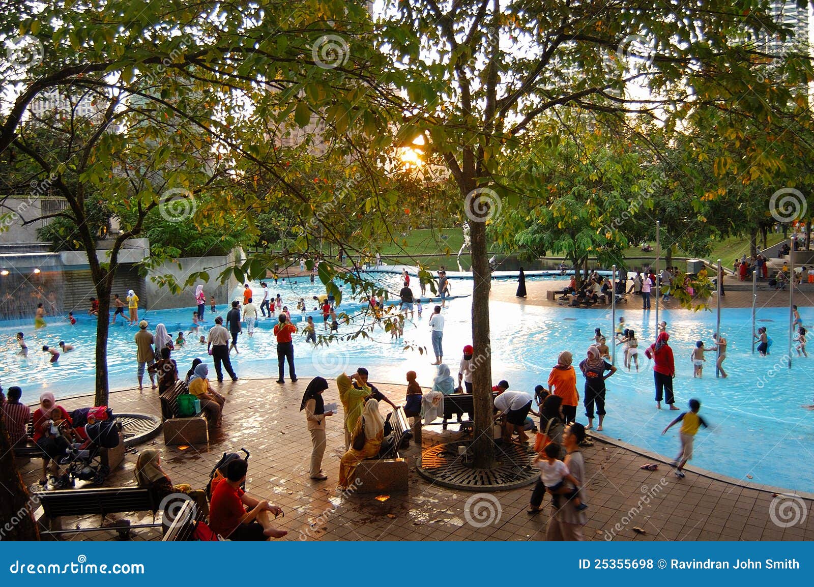 KLCC Water Park editorial stock photo. Image of children - 25355698