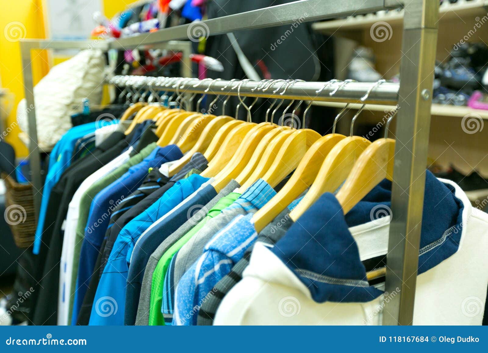Kleding stock foto. Image of groep, markt, verkoop, hangen - 118167684