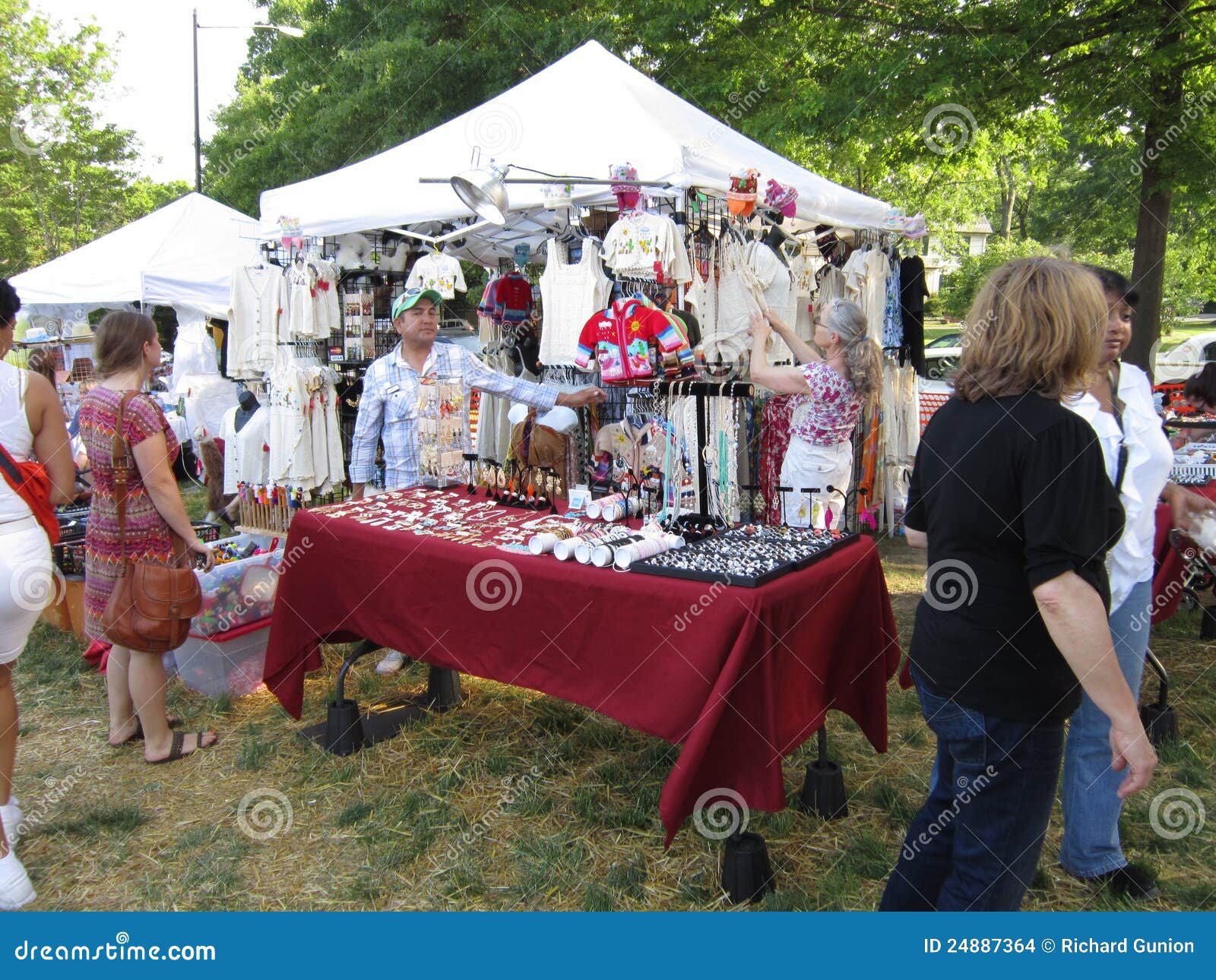 Kleding En De Verkoper Van Juwelen Redactionele Stock Afbeelding ...