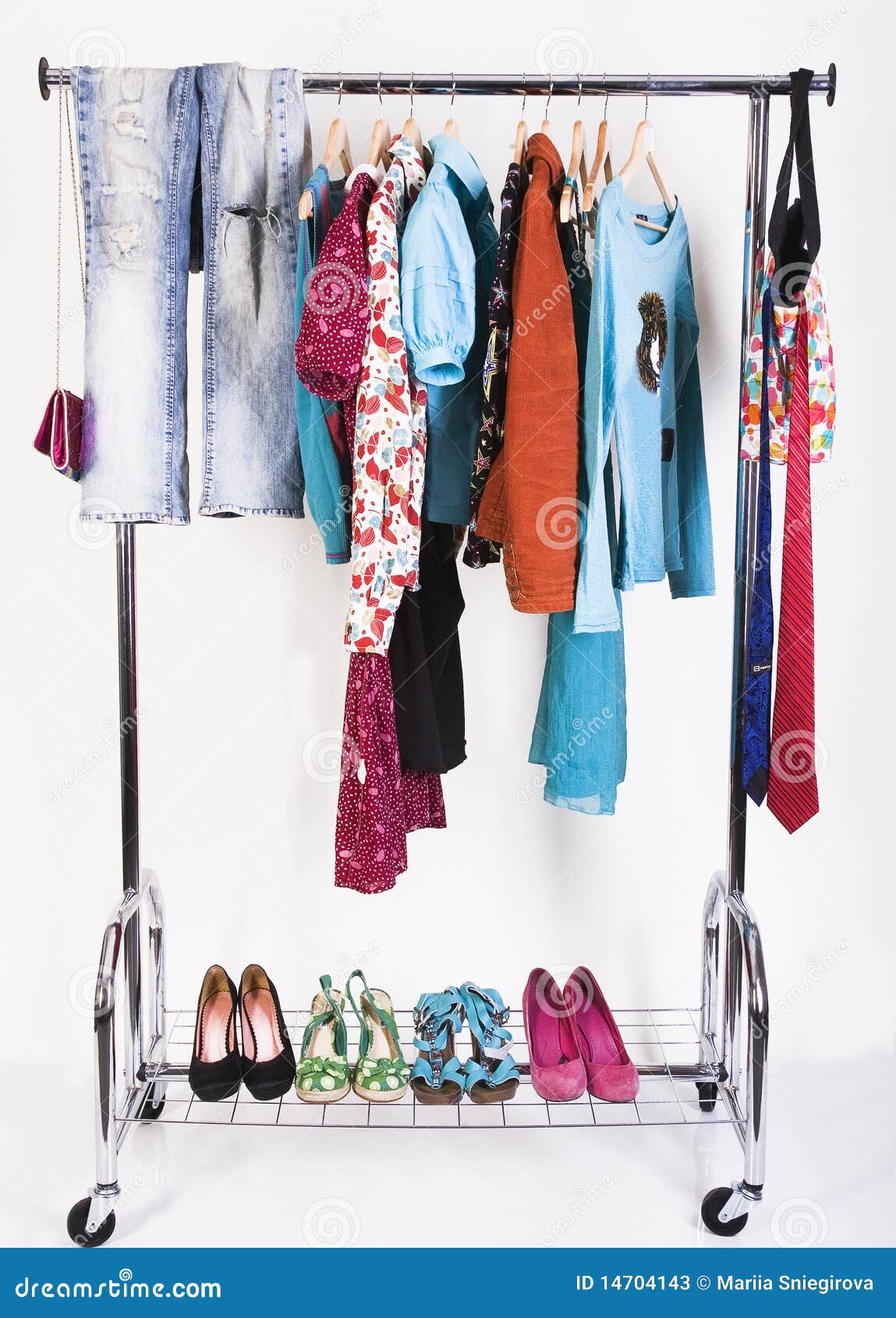 Kleding En Schoenen Op Het Rek Stock Afbeelding - Image of toevallig ...