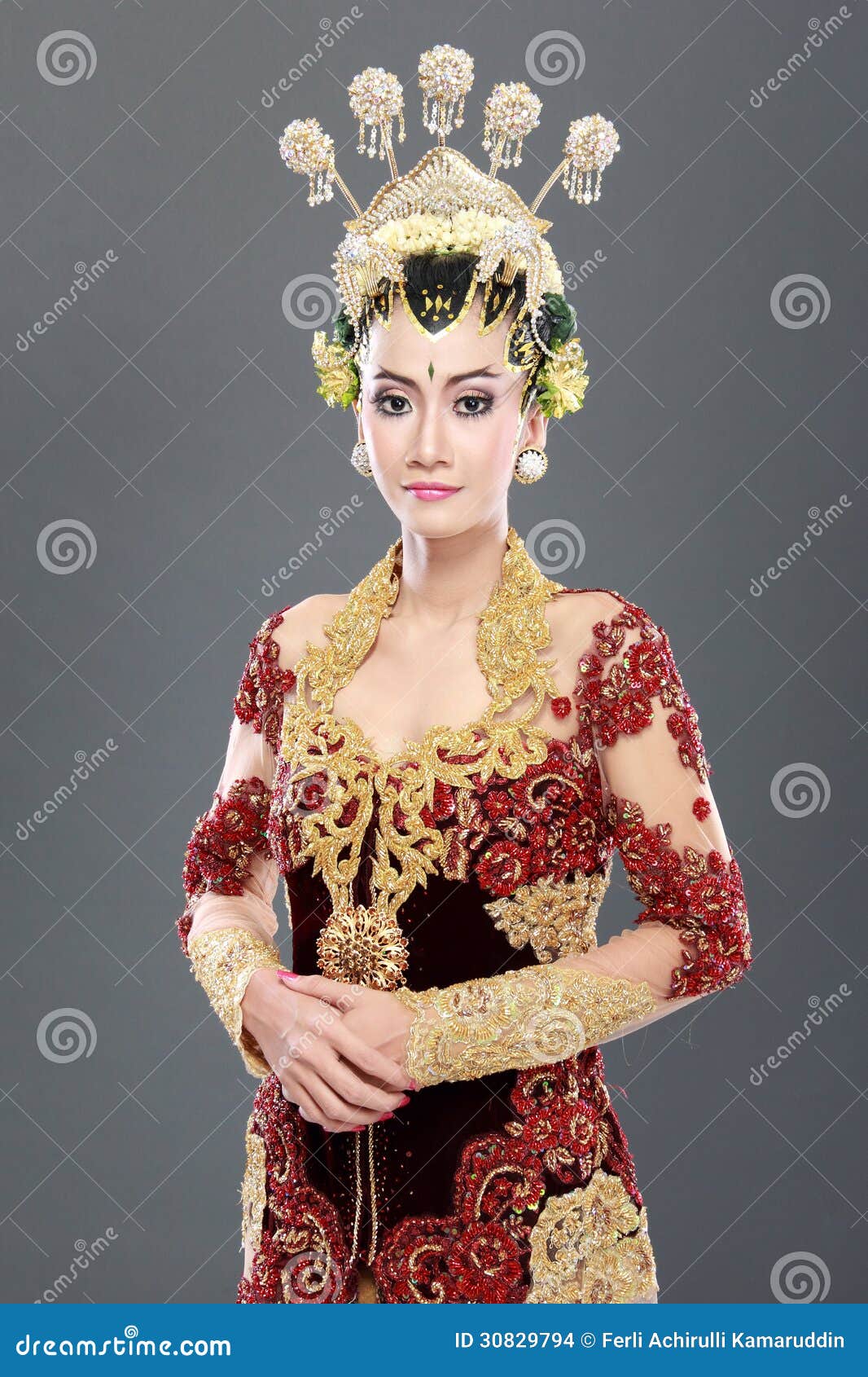 Kleding Van Het Vrouwen De Traditionele Huwelijk Van Java Stock Foto ...