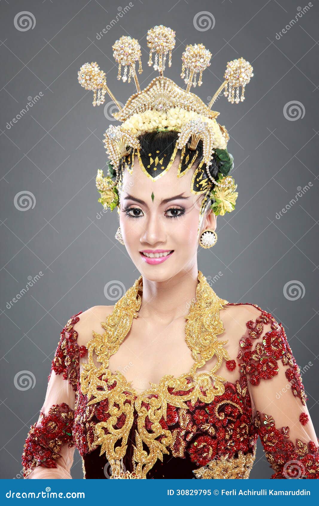 Kleding Van Het Vrouwen De Traditionele Huwelijk Van Java Stock ...