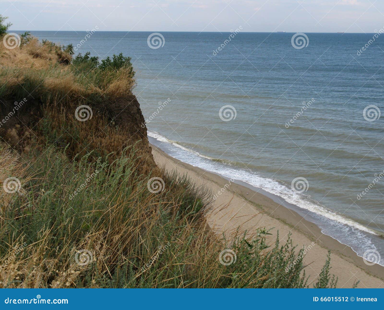 Kleiklip Bij Het Overzeese Zandstrand Stock Foto - Image of zomer ...
