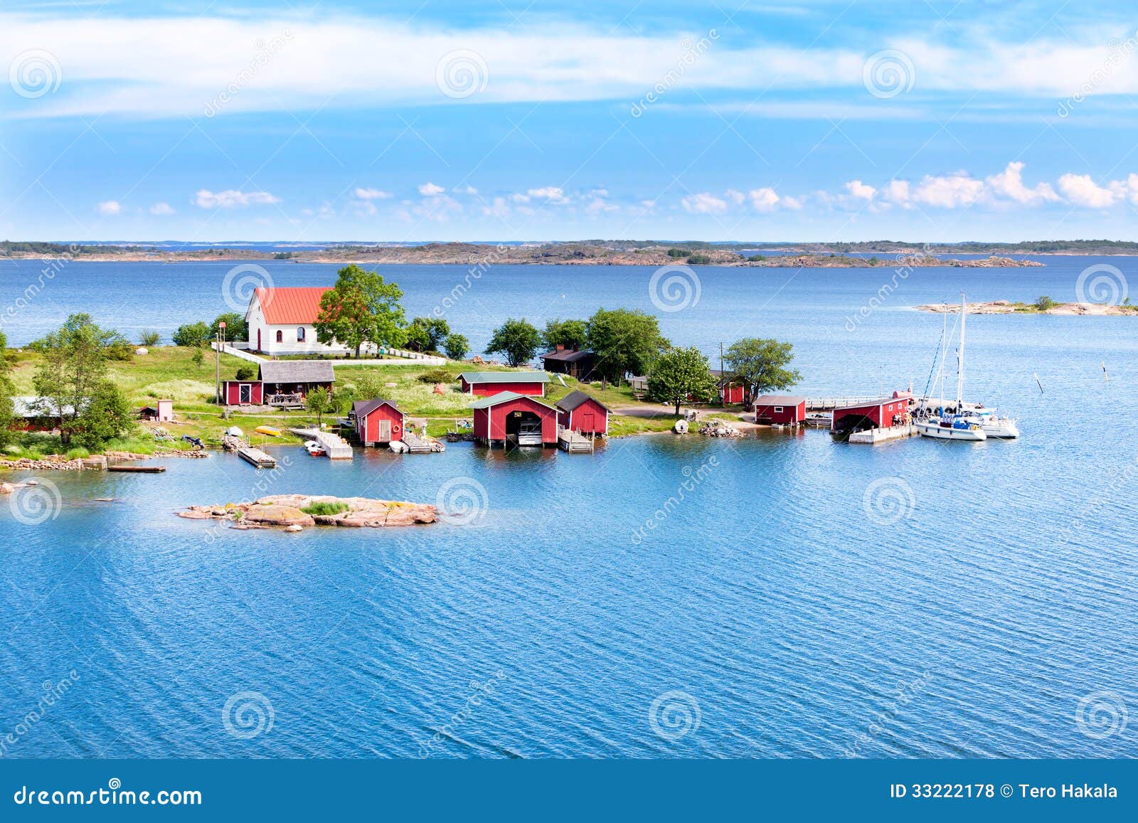 Klein Dorp Met Rode Gebouwen in Finse Archipel Stock Foto - Image of ...