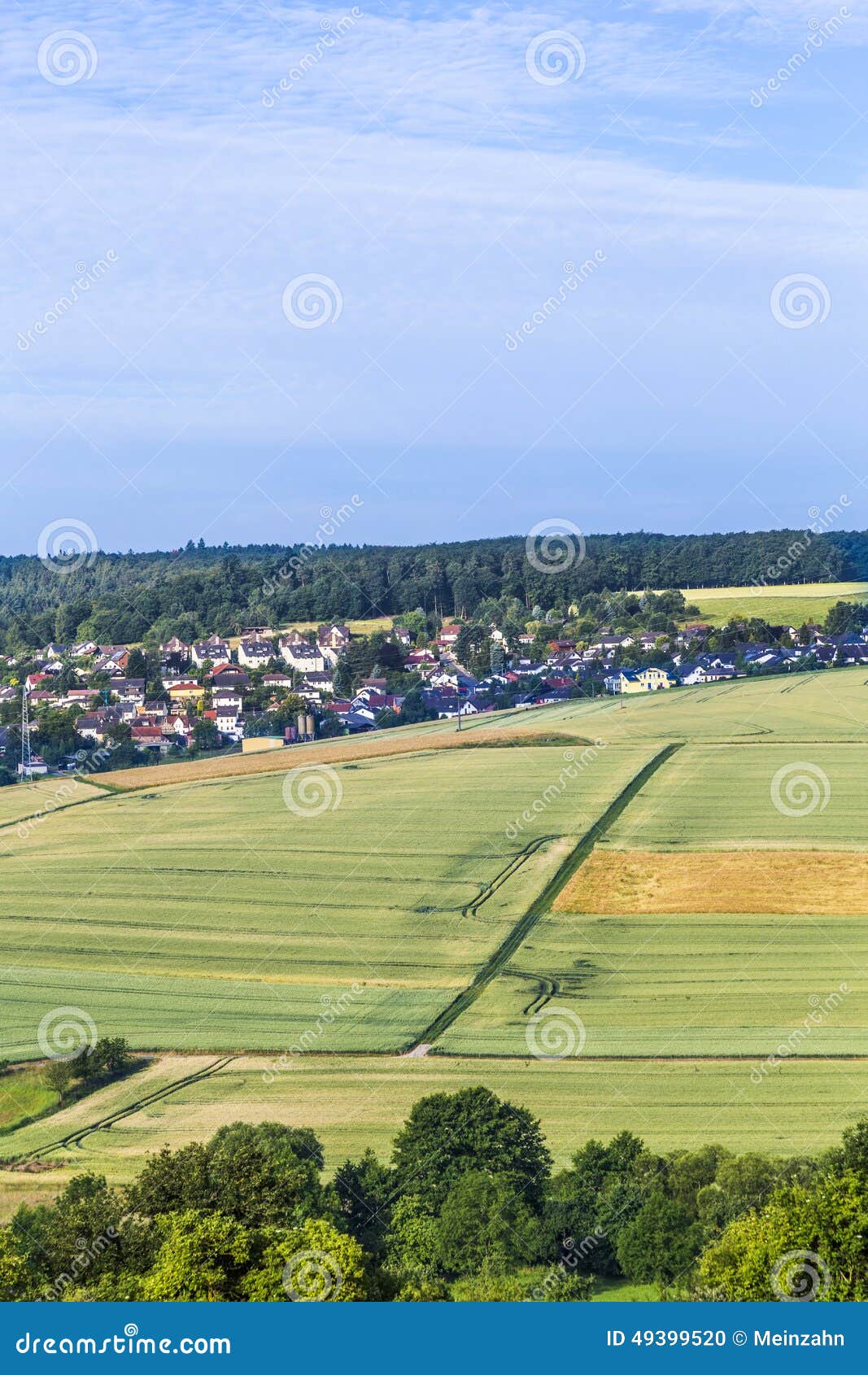 Klein Dorp in Taununs Met Gebieden Stock Foto - Image of nave, dorp ...