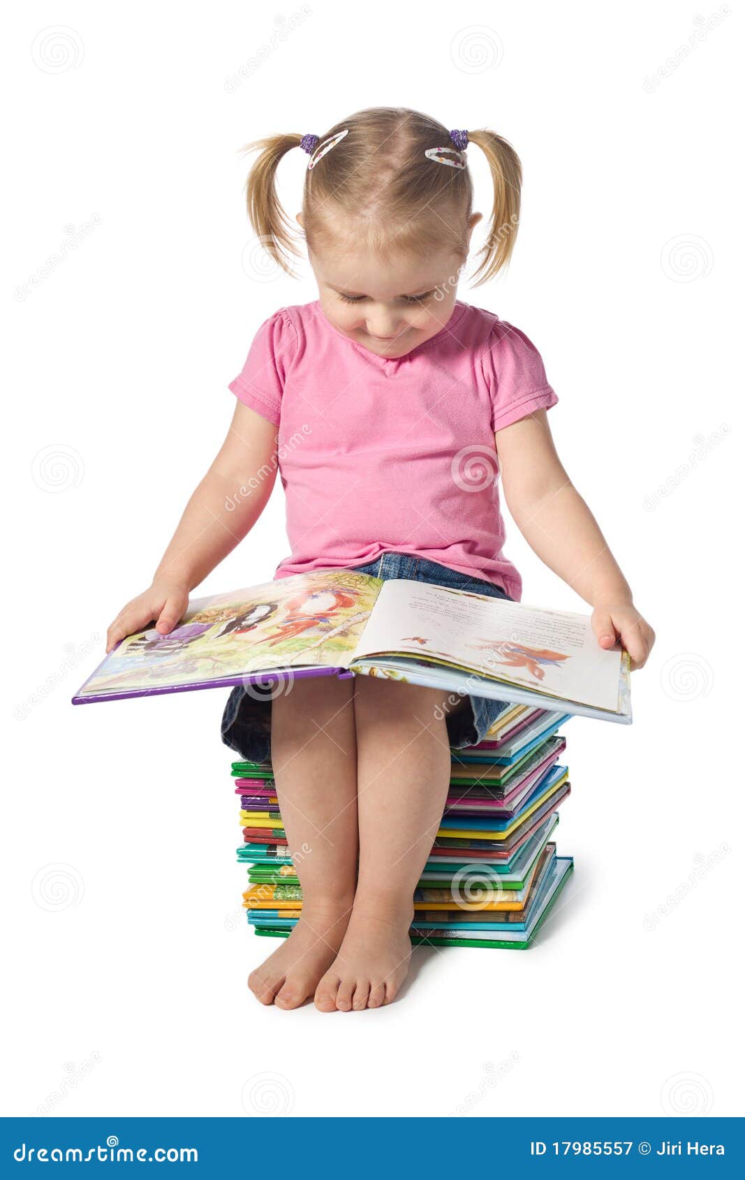 Klein Kind Dat Een Boek Leest Stock Afbeelding - Image of weinig, leer ...