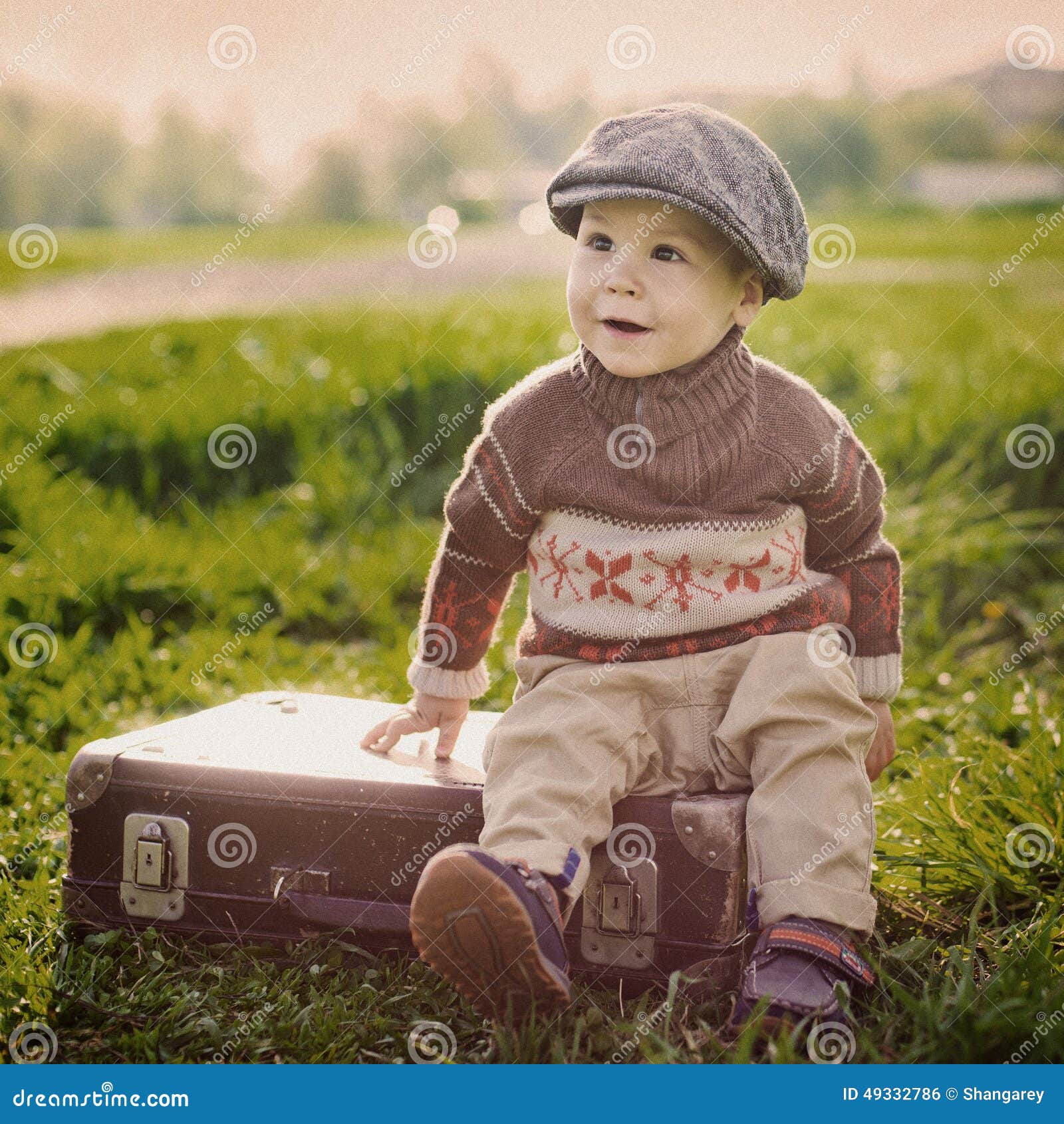 Klein kind op een koffer stock foto. Image of openlucht - 49332786