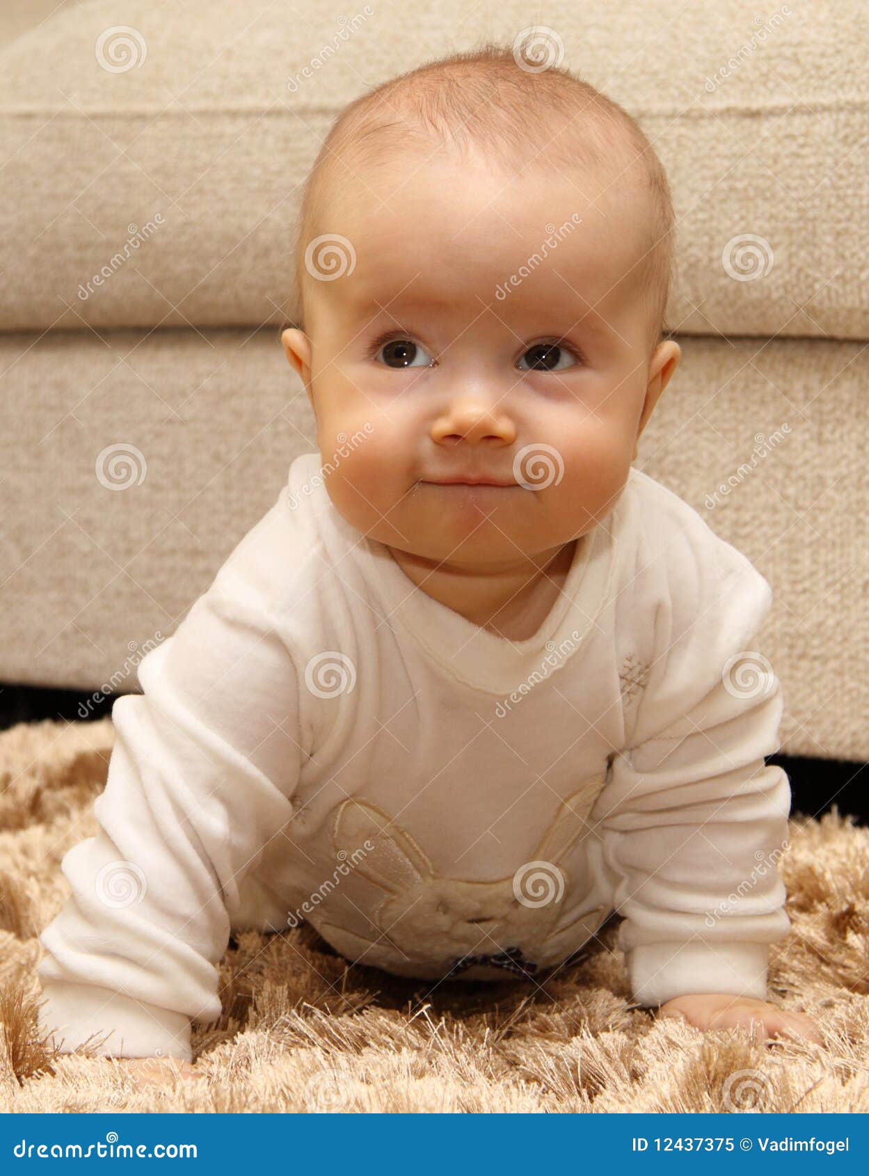 Klein kind op tapijt stock afbeelding. Image of kinderjaren - 12437375